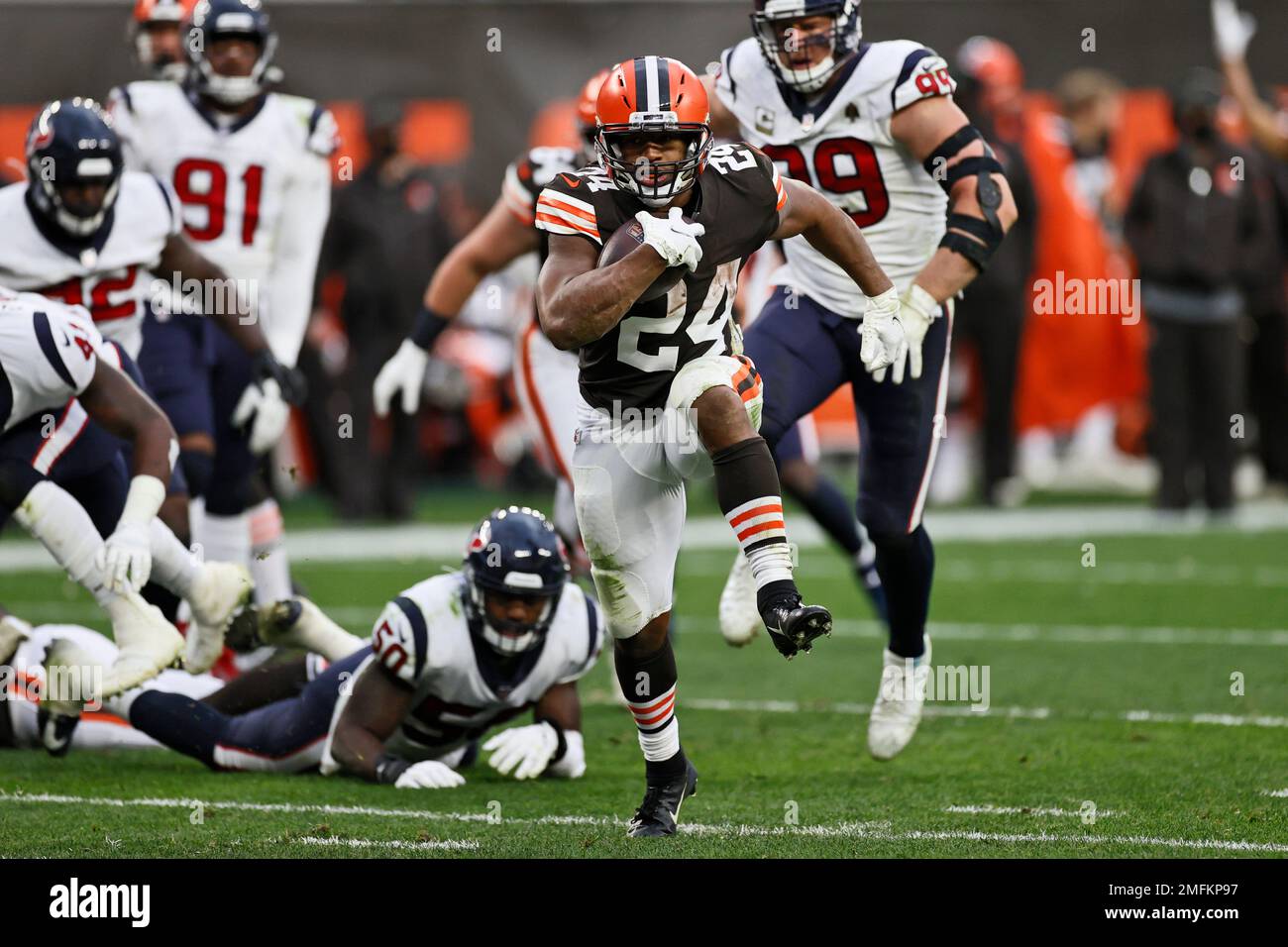 Cleveland Browns running back Nick Chubb (24) rushes for a 9-yard ...