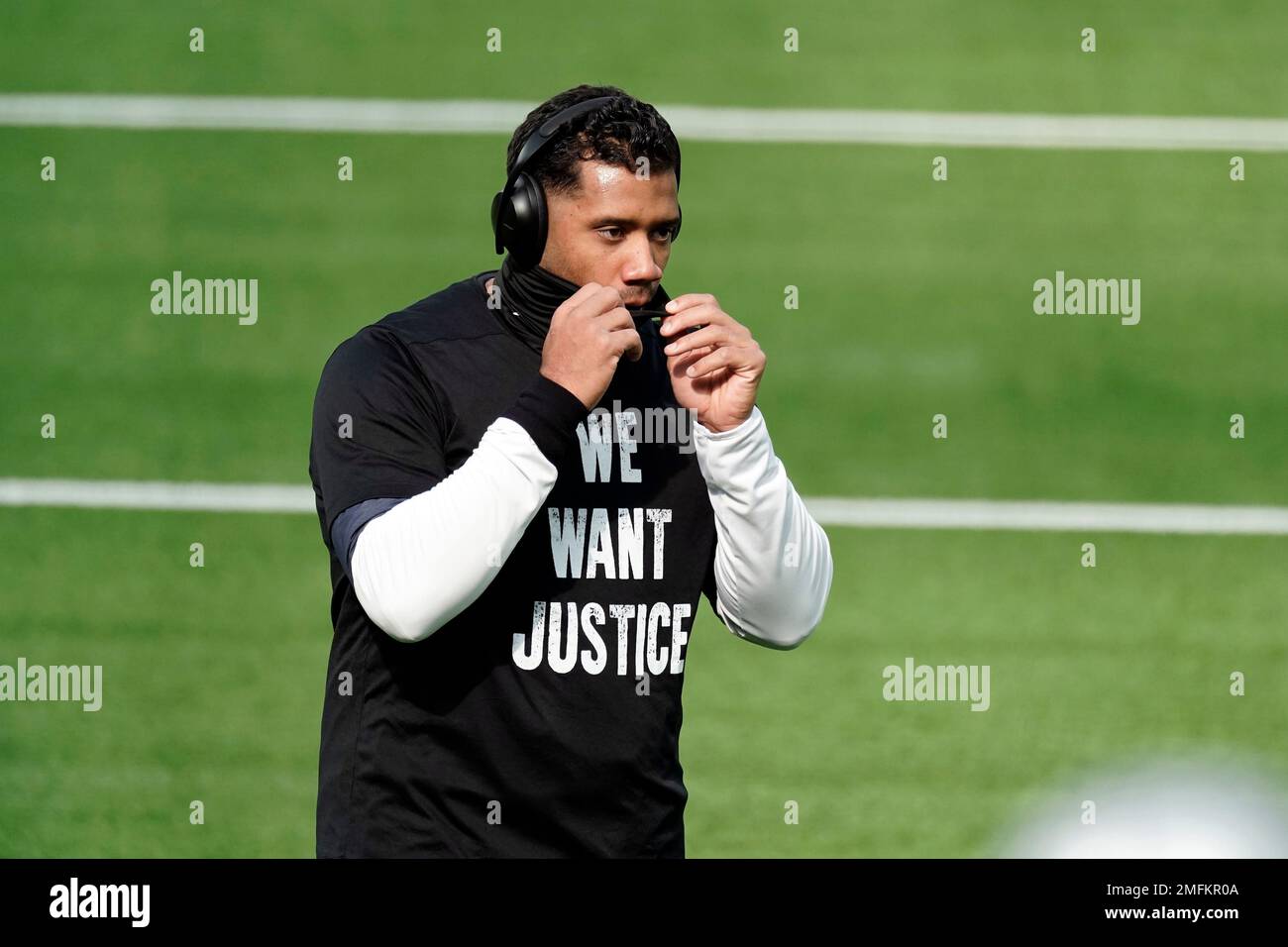 Seattle Seahawks quarterback Russell Wilson warms up before an NFL ...