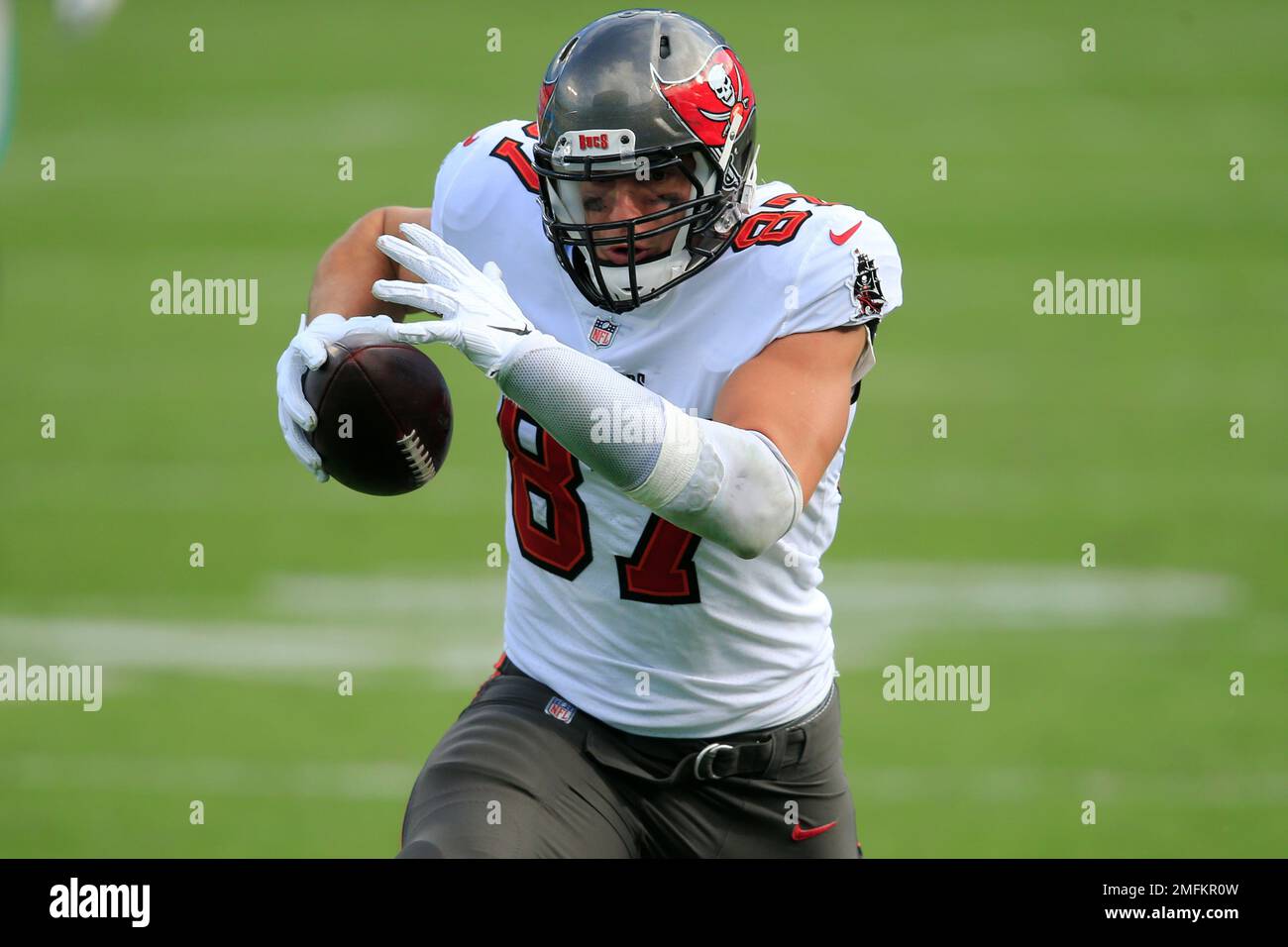 Tampa Bay Buccaneers tight end Rob Gronkowski (87) runs against the ...