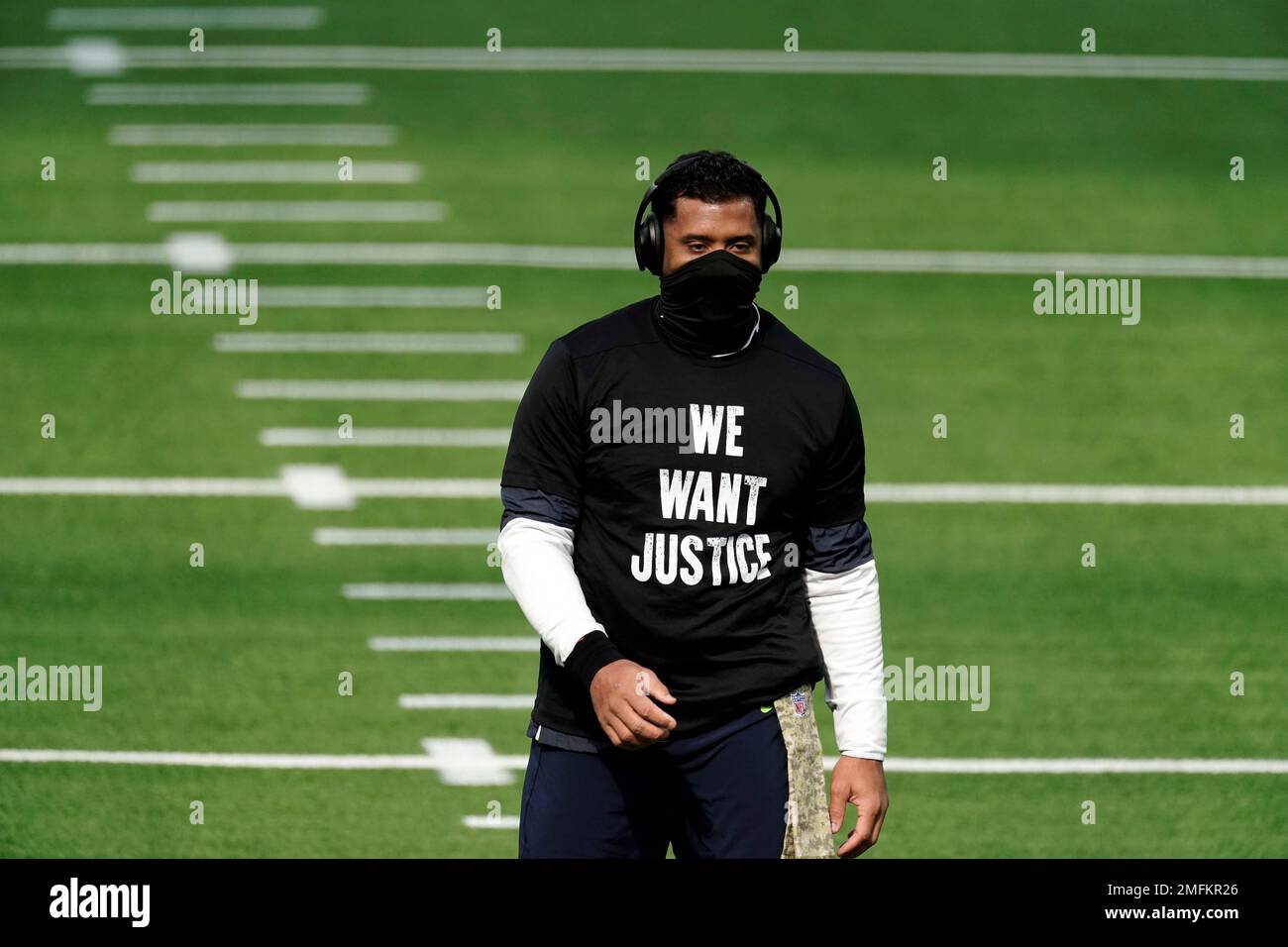 Seattle Seahawks quarterback Russell Wilson warms up before an NFL ...