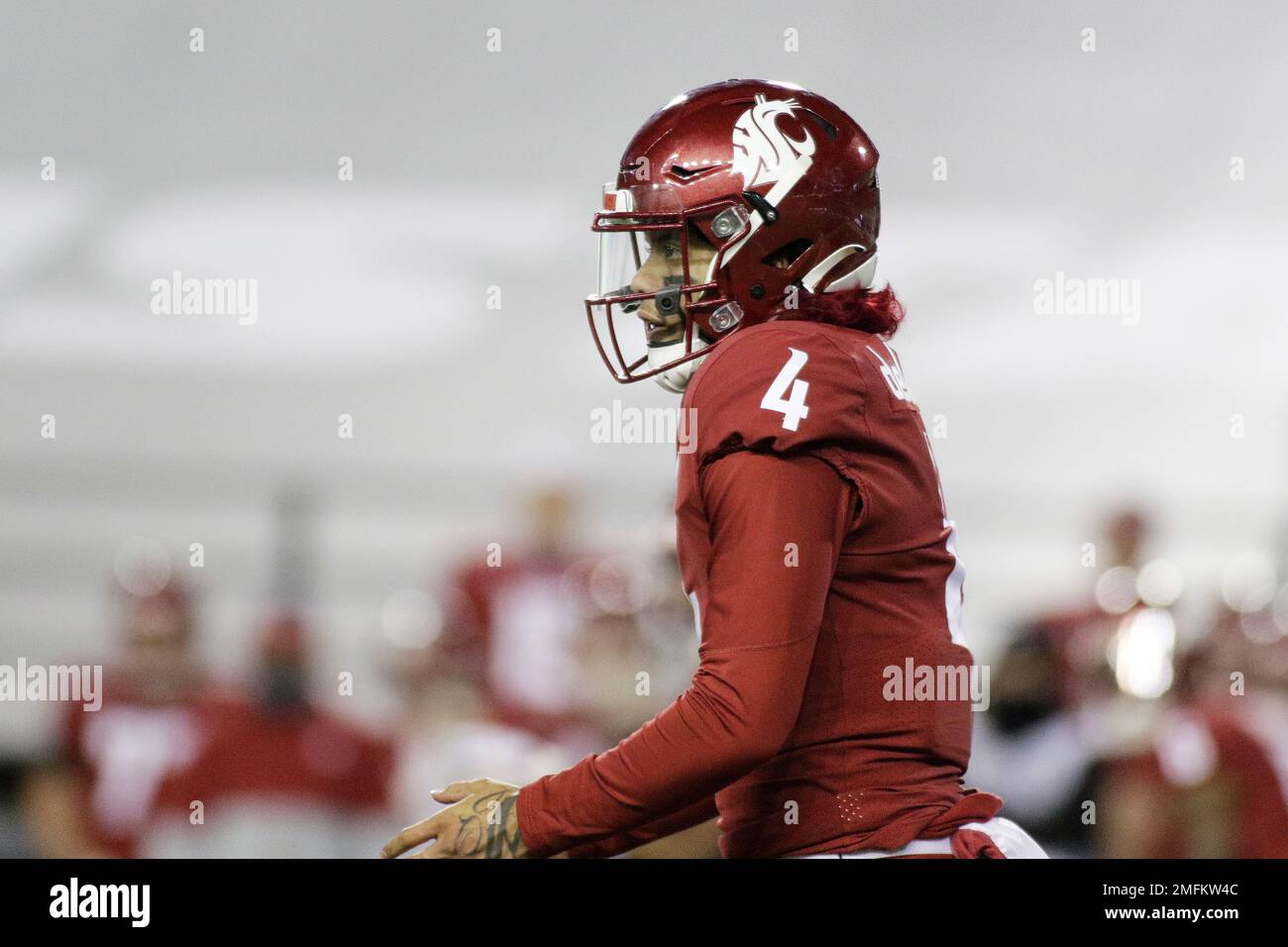 Washington State quarterback Jayden de Laura (4) prepares to receive a ...