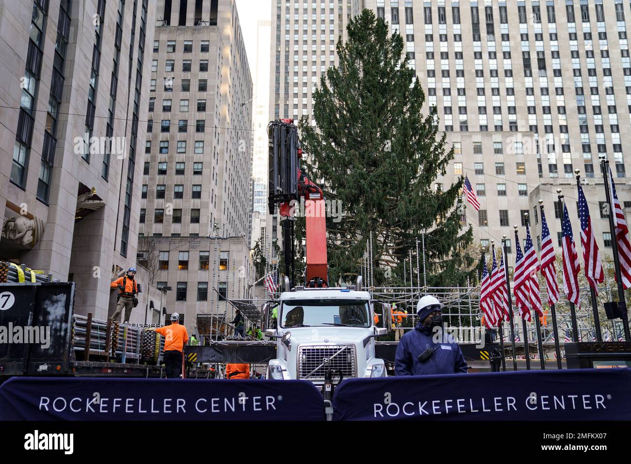 Construction workers erect scaffolding around the Rockefeller Center ...