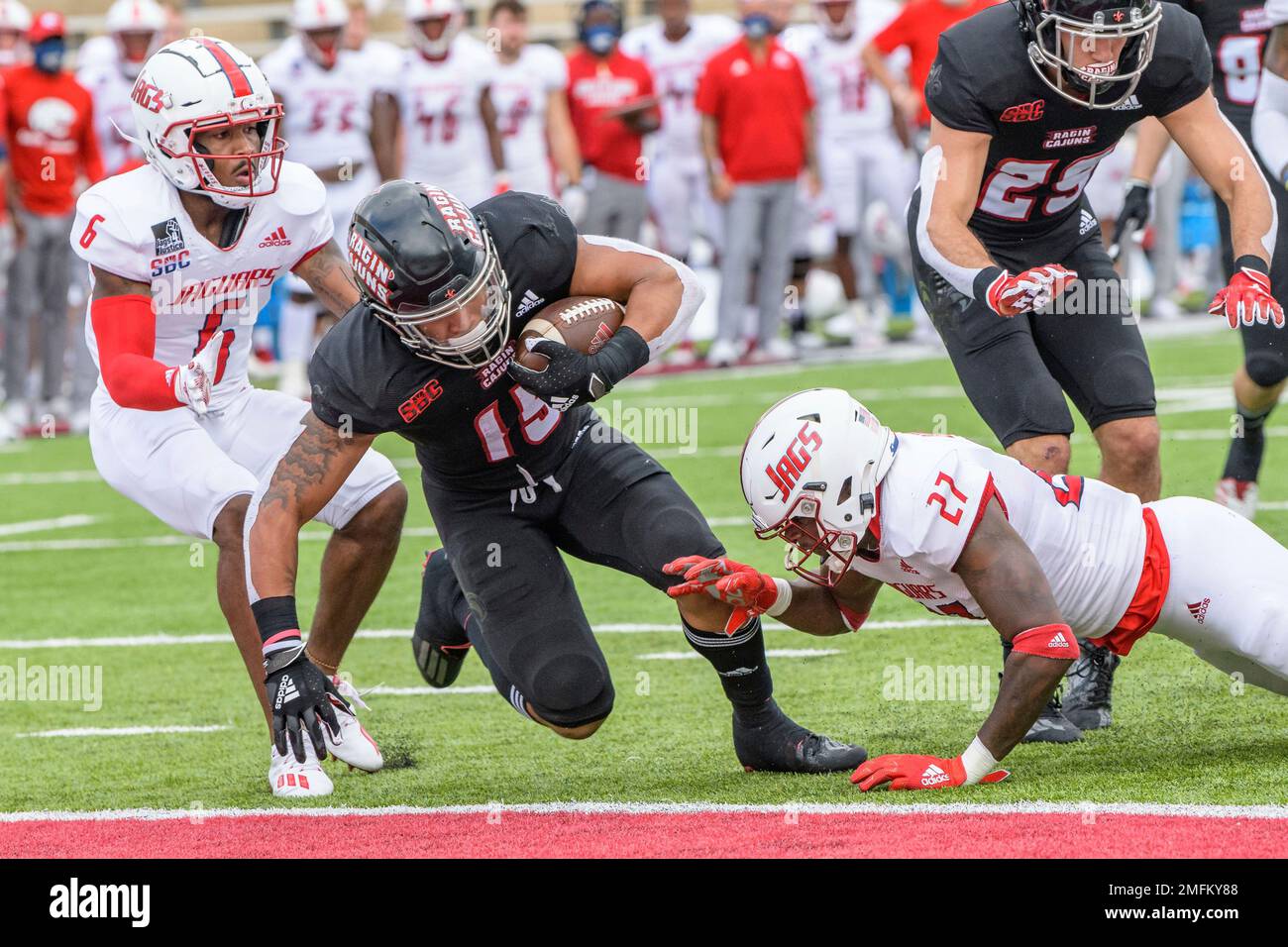 Louisiana-Lafayette running back Elijah Mitchell (15) scores a ...