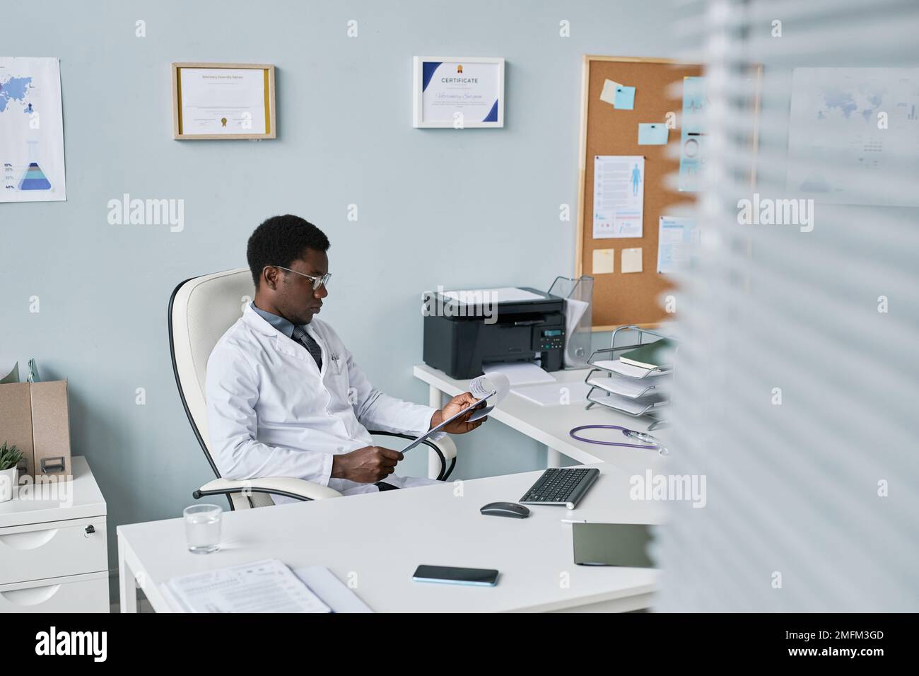 Doctor reading chart hi-res stock photography and images - Alamy