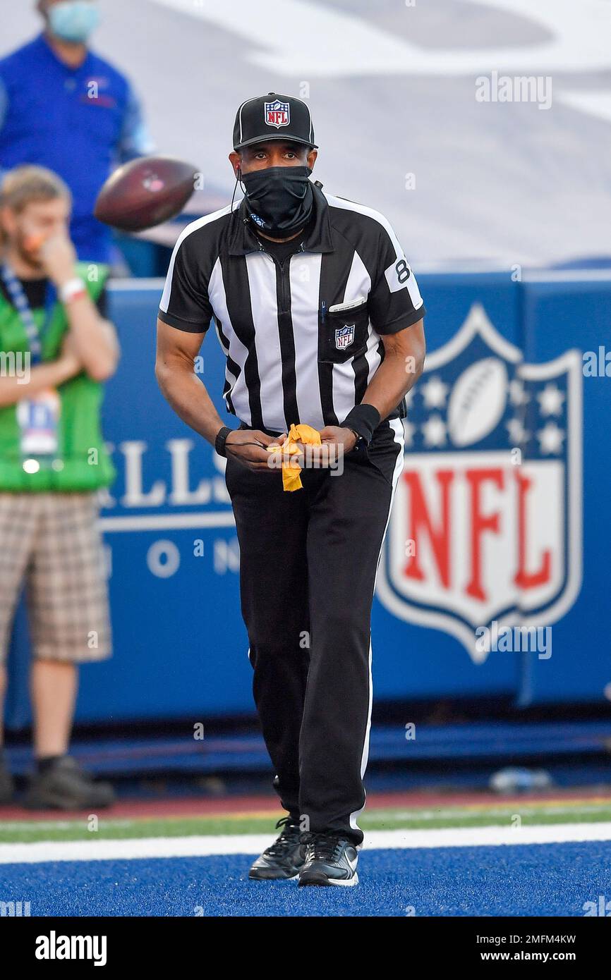 Side judge Jimmy Buchanan (86) picks up his flag during the second half ...