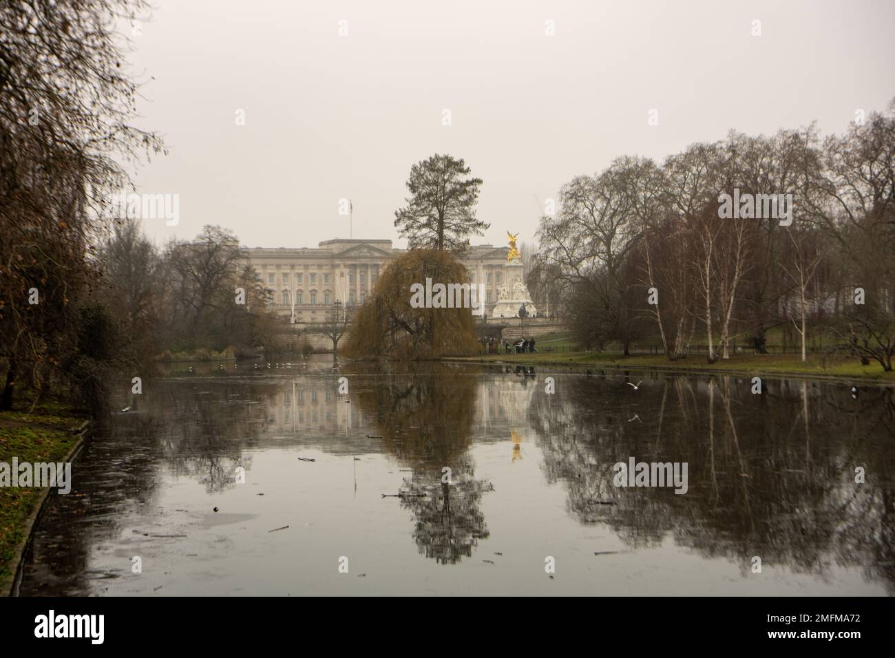 London, UK. 25th Jan, 2023. UK weather, misty morning in St James Park ...