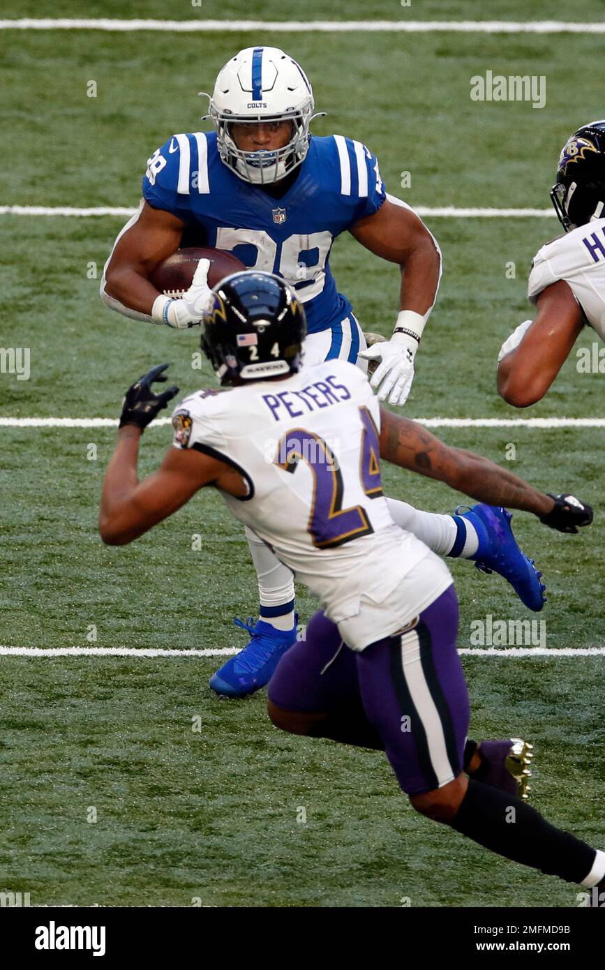 Indianapolis Colts running back Jonathan Taylor (28) tries to avoid ...