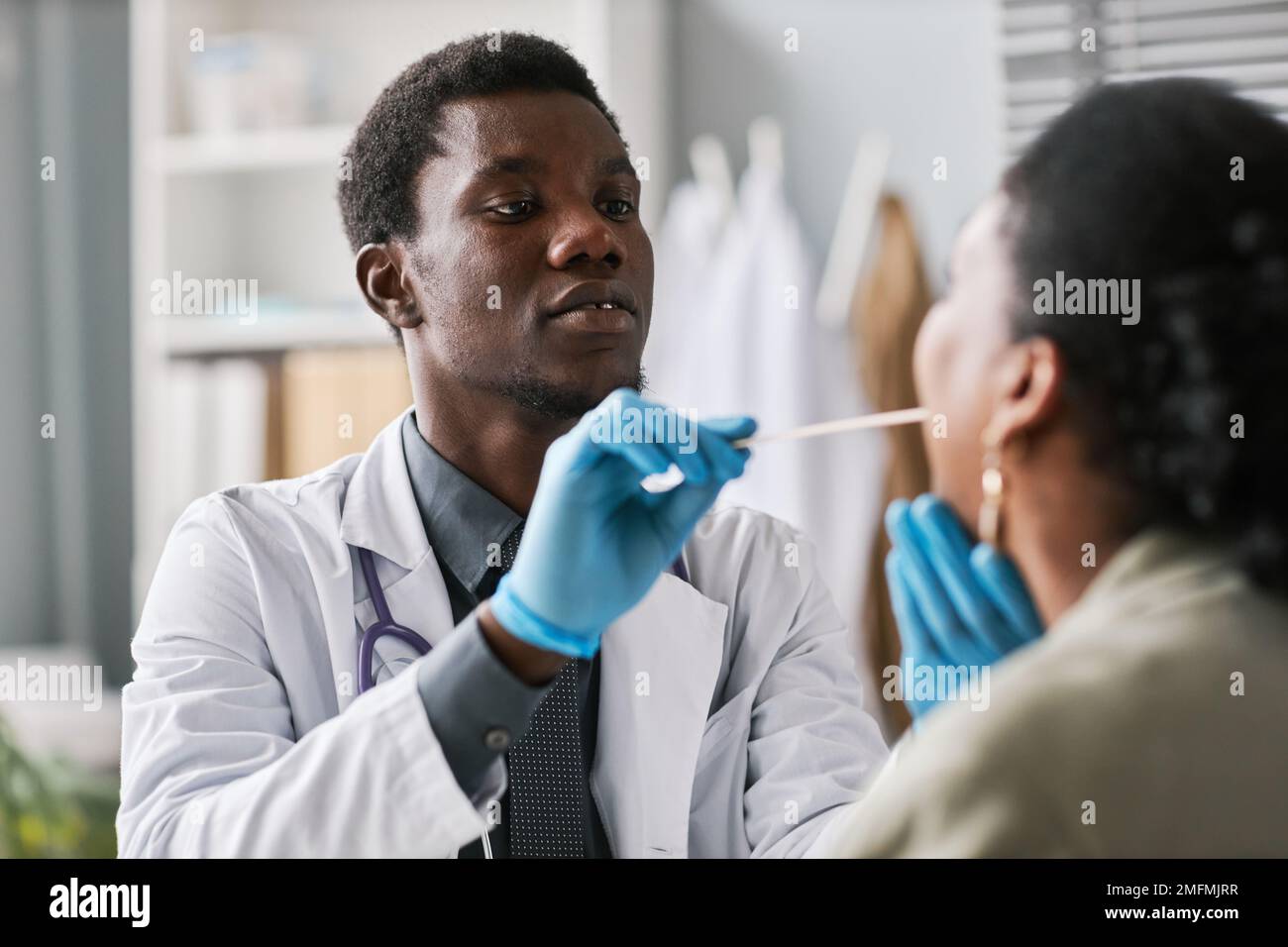 Black doctor hi-res stock photography and images - Alamy