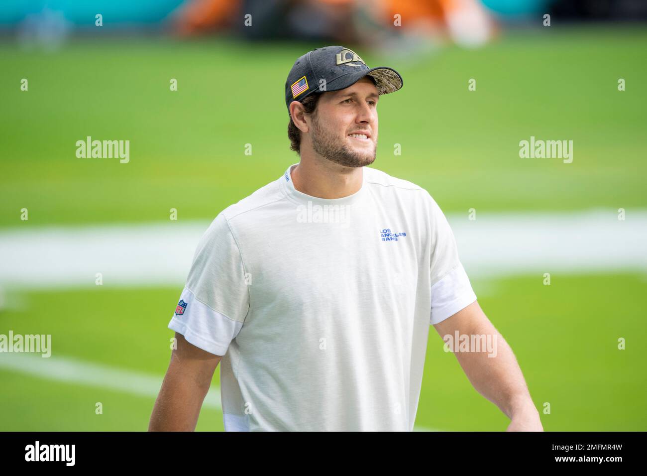 Los Angeles Rams tight end Johnny Mundt (82) smiles as he warms up on ...