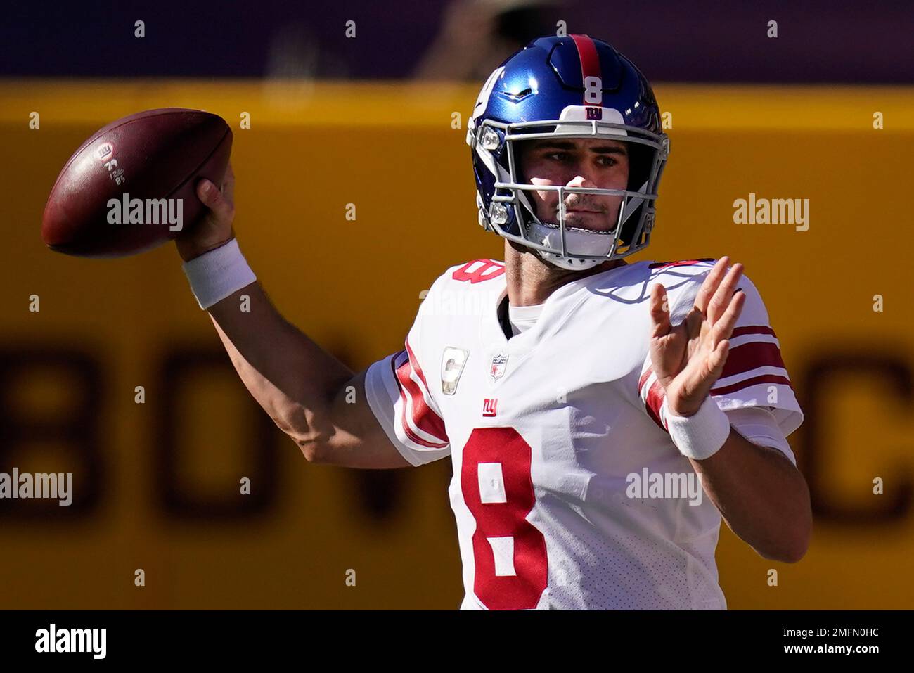 New York Giants quarterback Daniel Jones (8) passing the ball in first ...