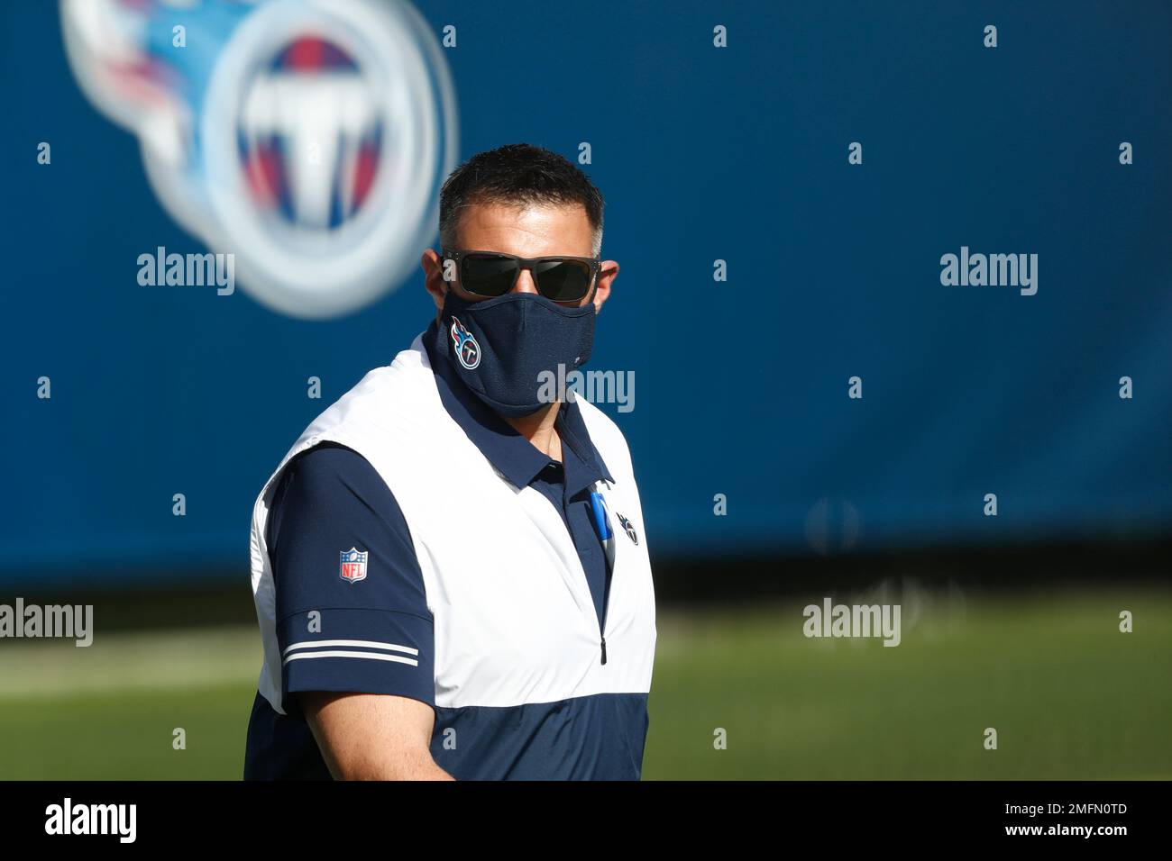 Tennessee Titans head coach Mike Vrabel watches as players warm up ...