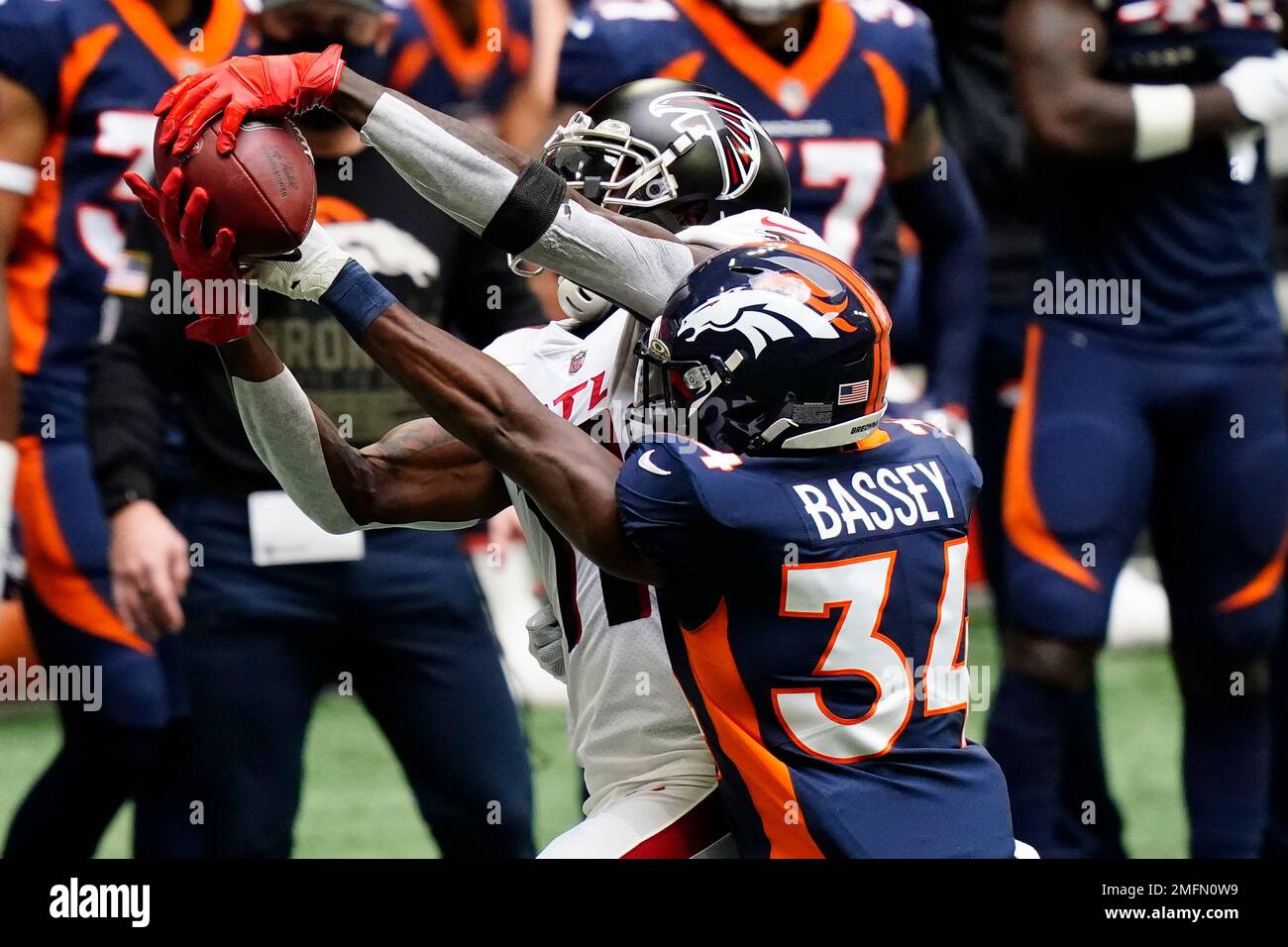 Atlanta Falcons wide receiver Julio Jones (11) makes the catch against ...