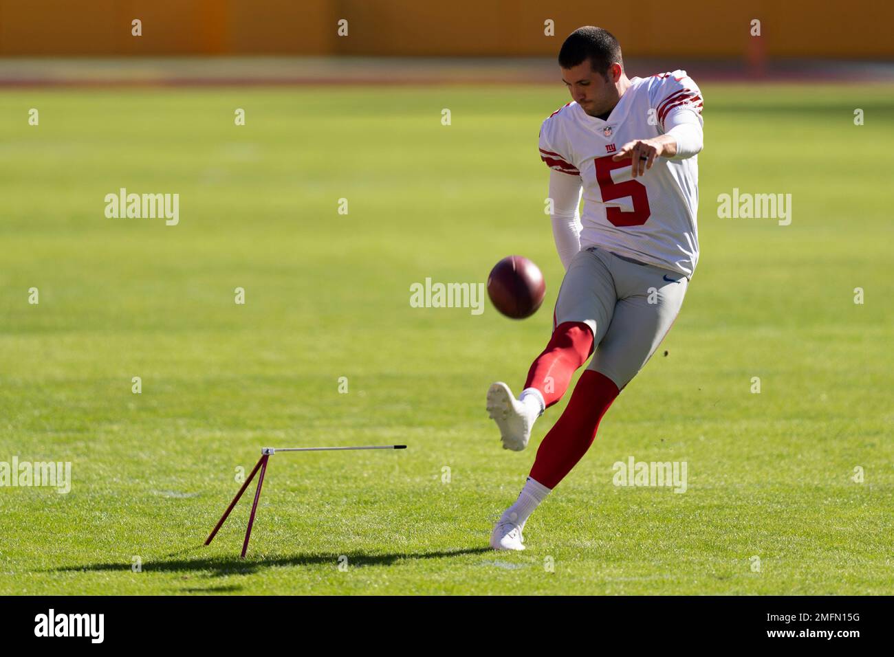 New York Giants kicker Graham Gano (5) practicing before the start of ...