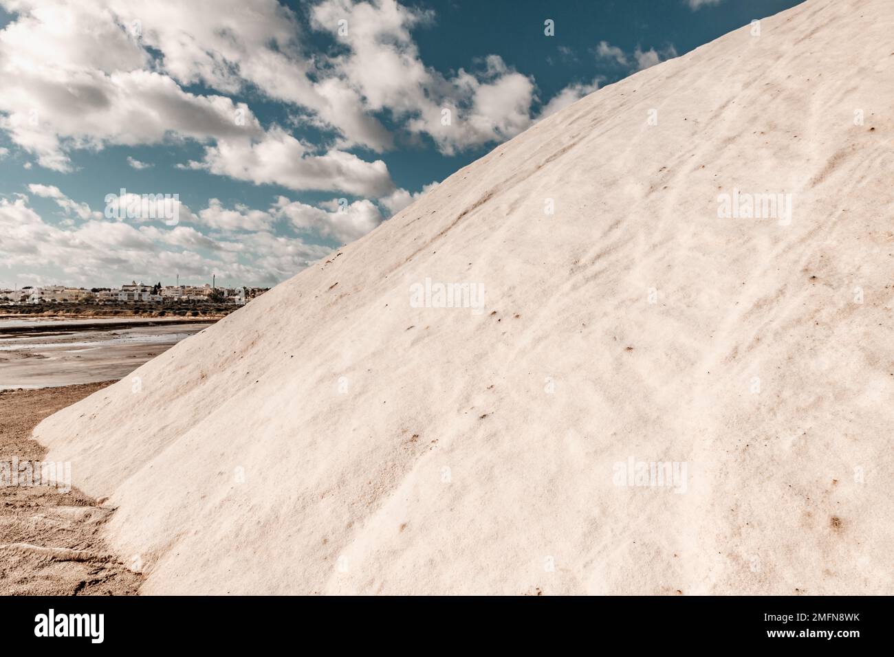 Salt Mount in the Salinas de Fuseta in the Algarve Stock Photo - Alamy