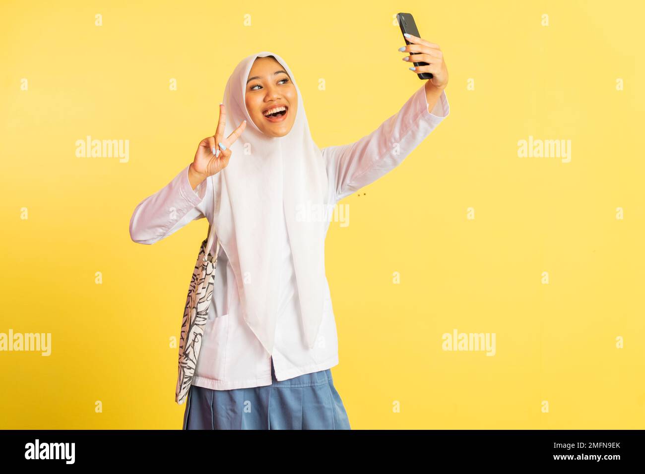 girl in veil selfie using smartphone with v-sign hand gesture Stock ...