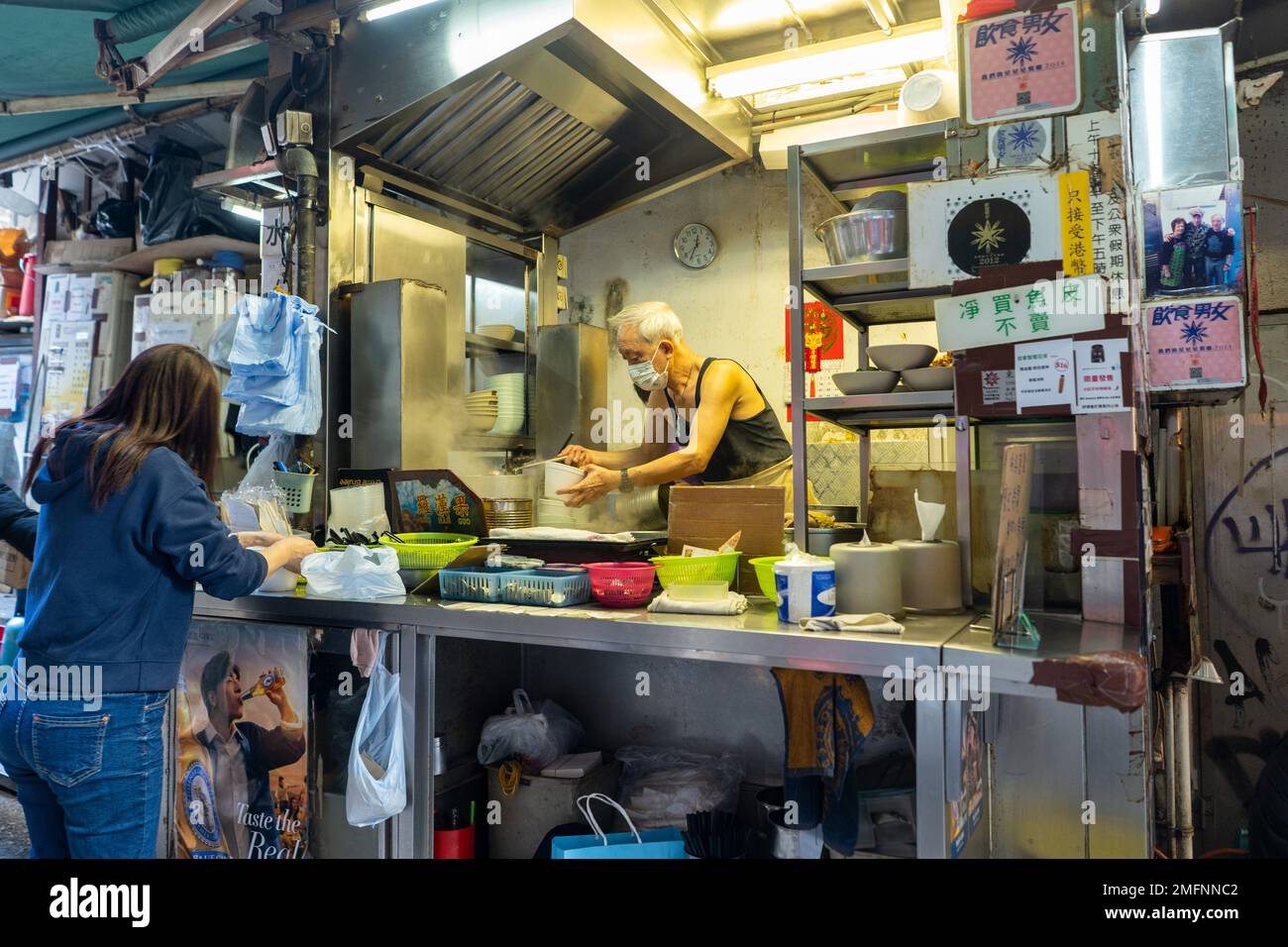 Hong Kong - December 2022 - Stall Man cooking food Dai Pai Dong Stock ...