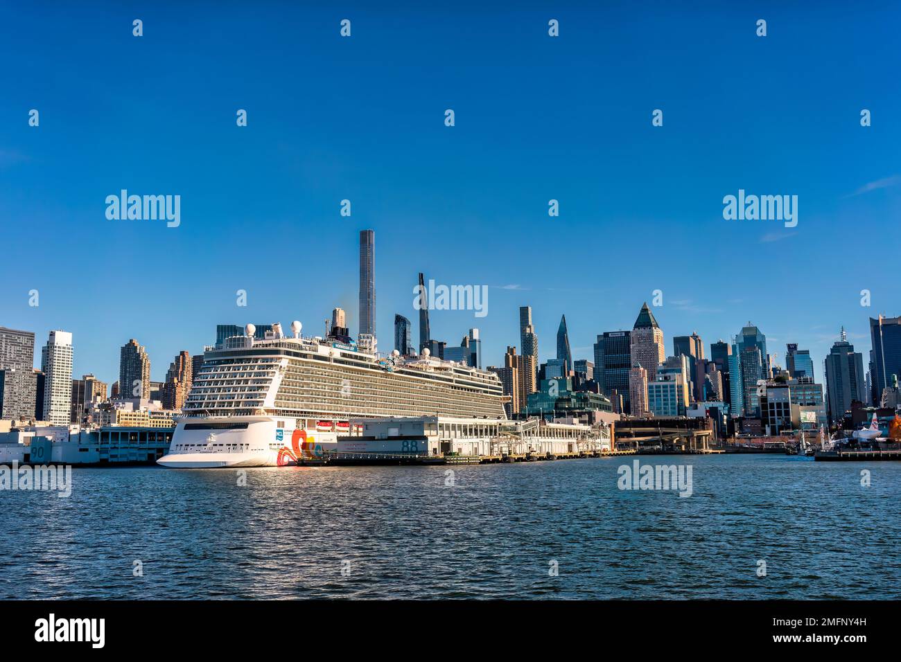Manhattan, New York - November 26 2022: view of Manhattan skyline from ...