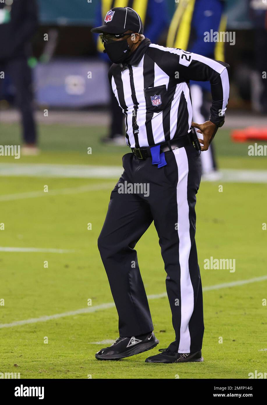 Umpire Barry Anderson (20) before an NFL football game between the ...