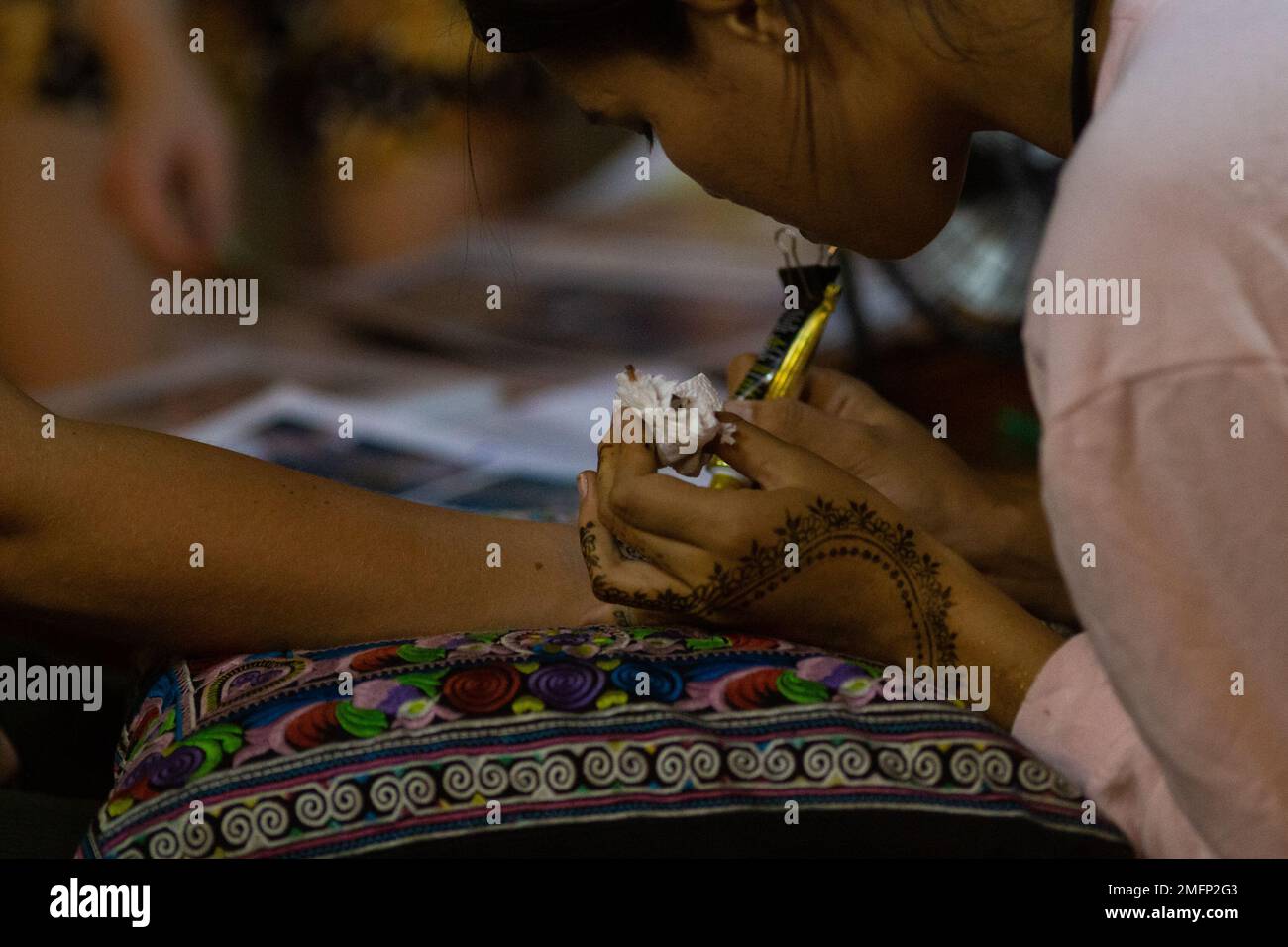 Henna tattoo tourist hi-res stock photography and images - Alamy