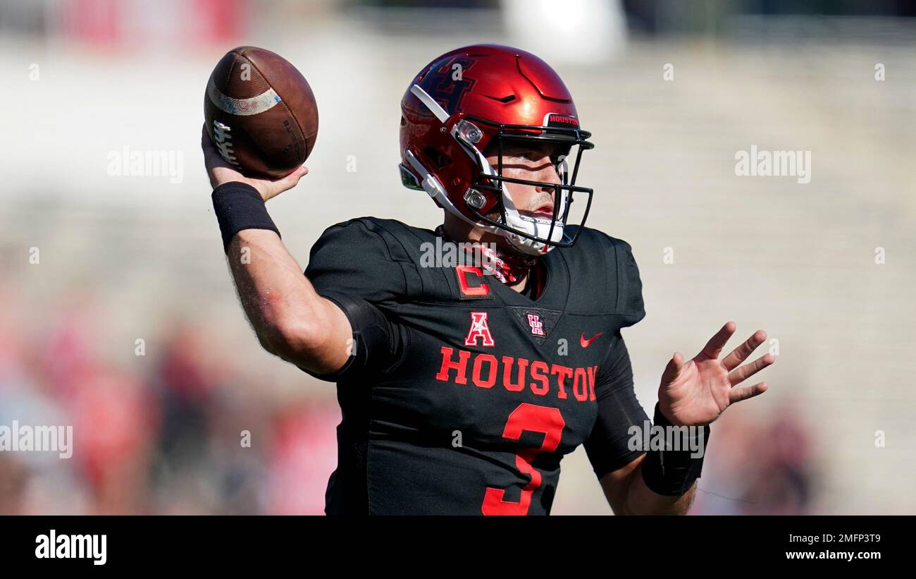 Houston quarterback Clayton Tune (3) looks to pass during an NCAA ...