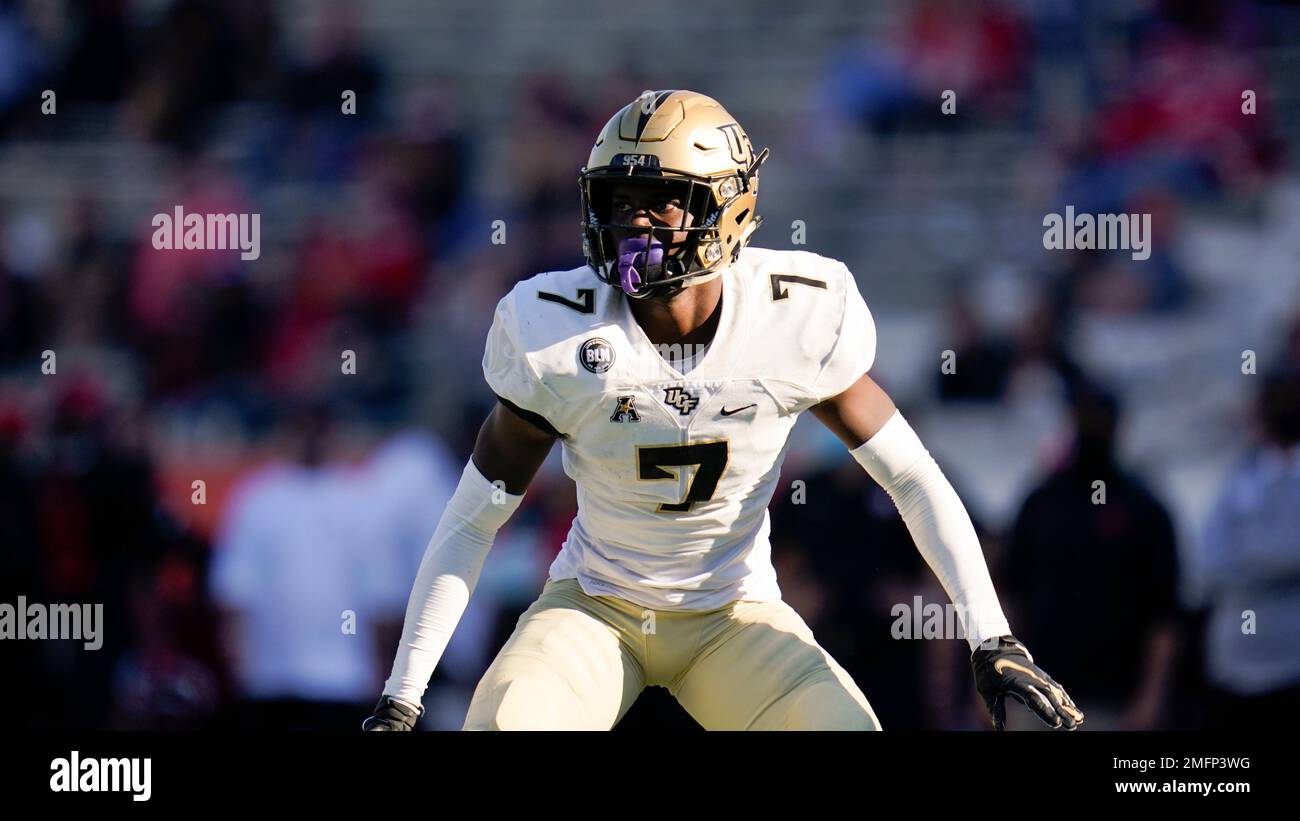 Central Florida defensive back Davonte Brown (7) drops in coverage ...