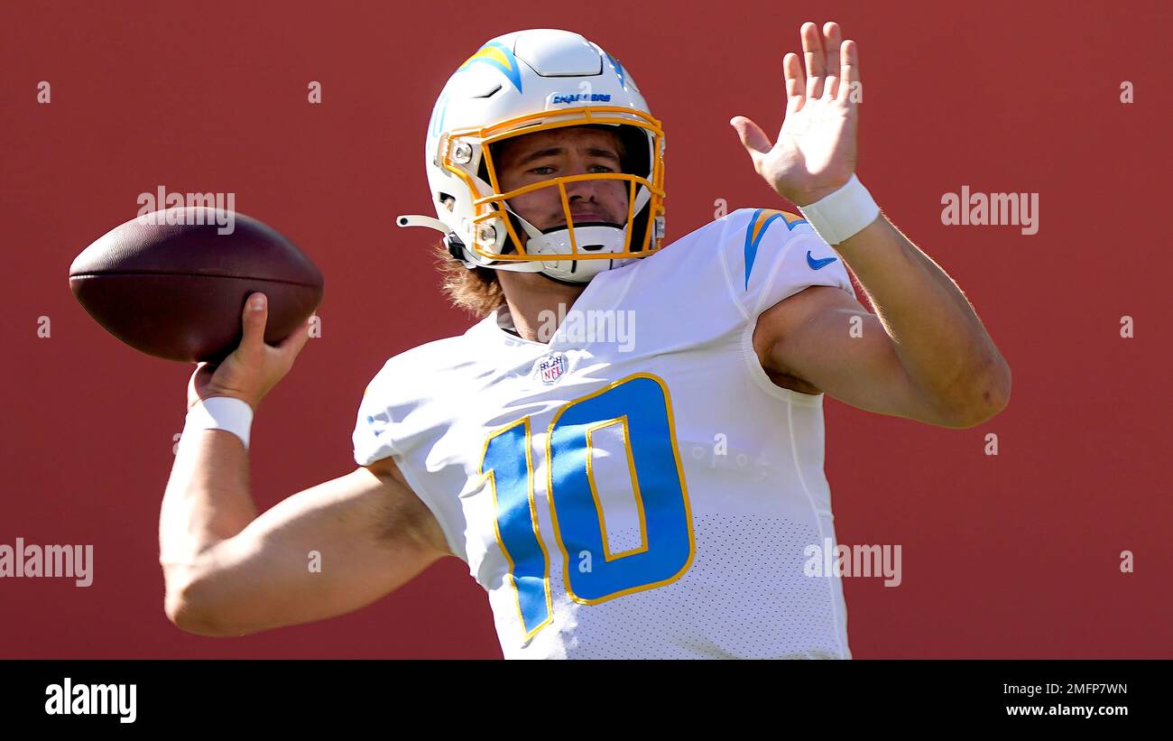 Los Angeles Chargers quarterback Justin Herbert warms up prior to an ...