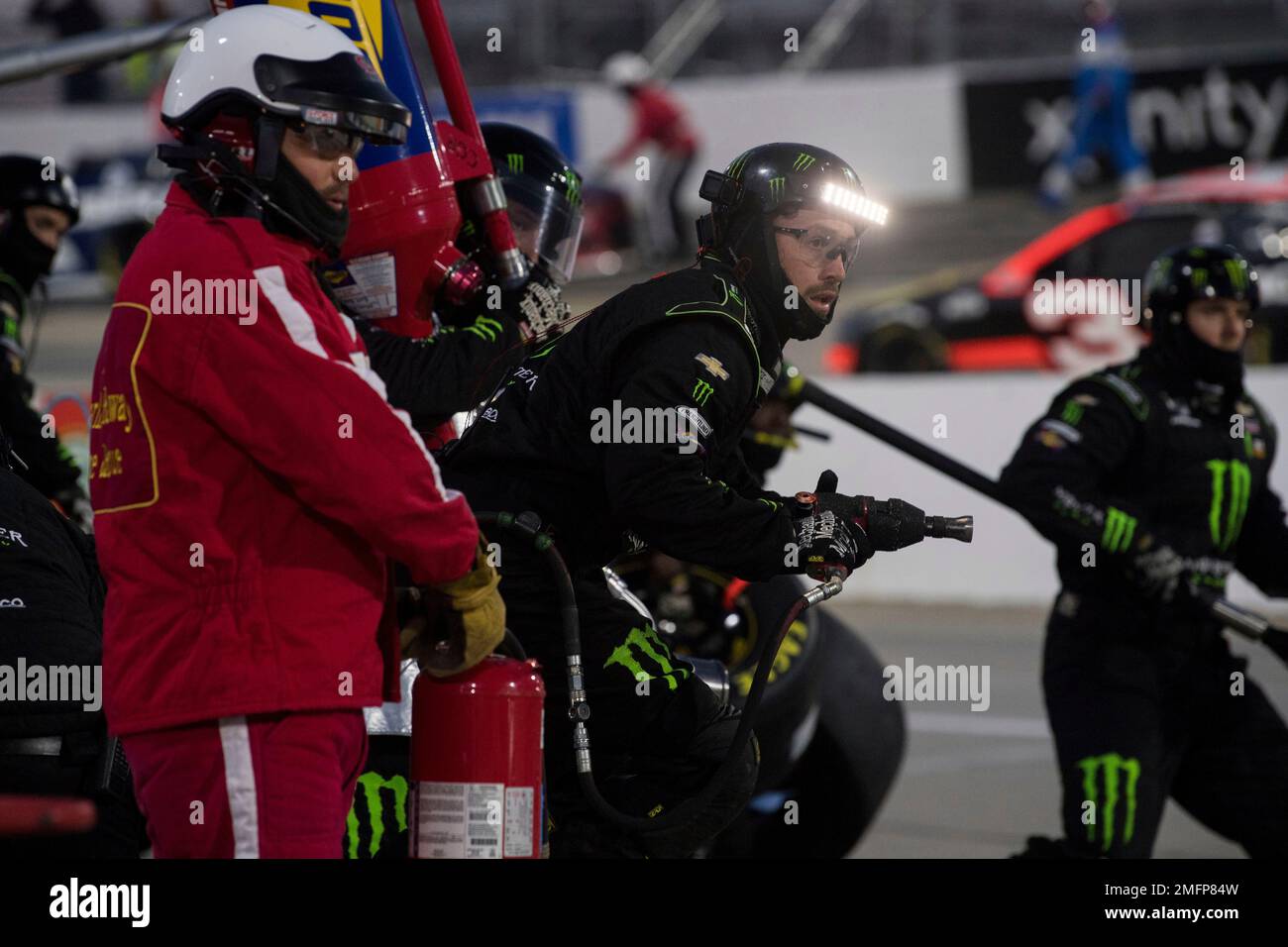 Pit crew for Kurt Busch (1) sets to work on car during a NASCAR Cup ...