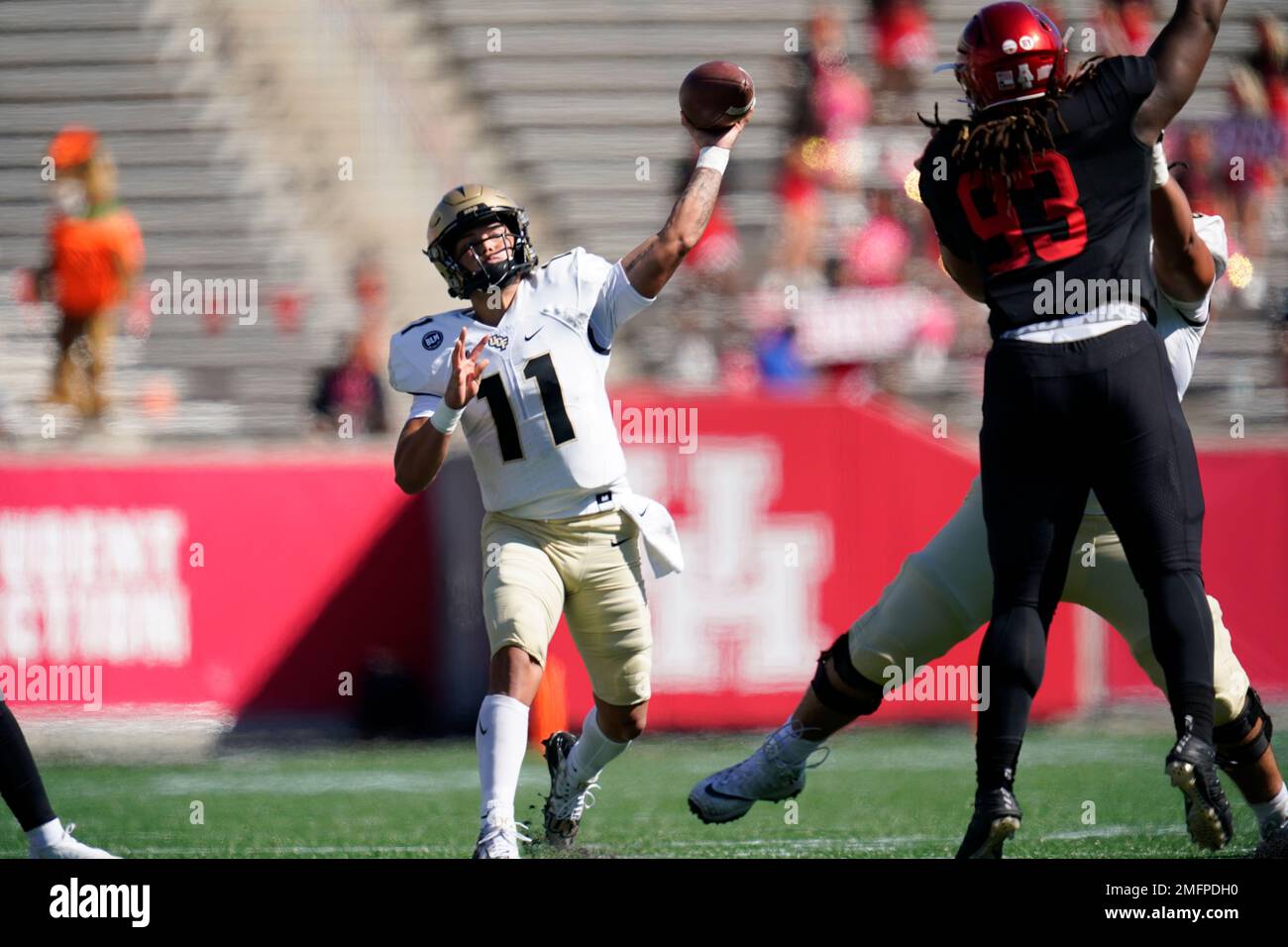 Central Florida quarterback Dillon Gabriel (11) looks to pass during an ...