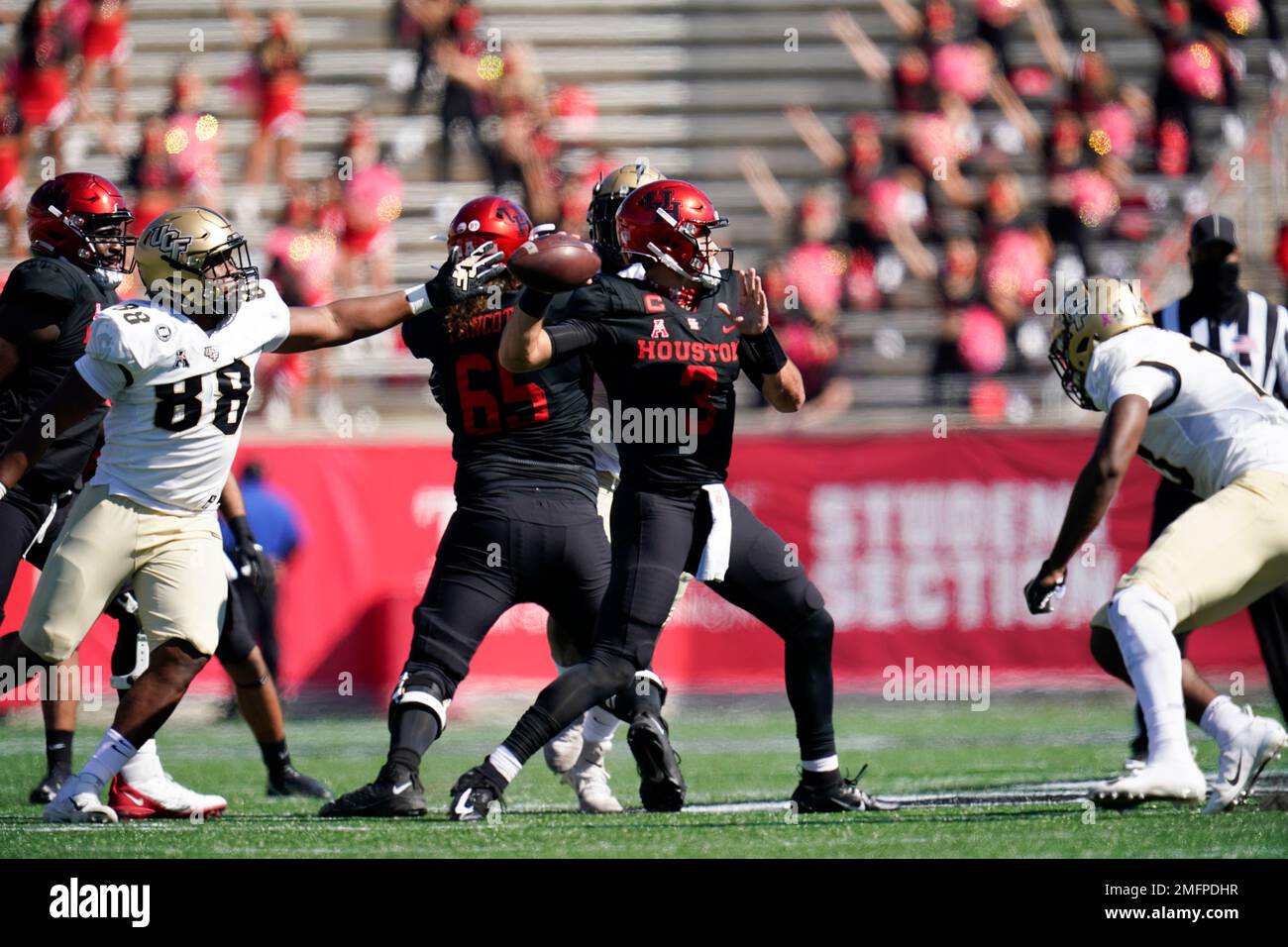 Houston quarterback Clayton Tune (3) looks to pass during an NCAA ...