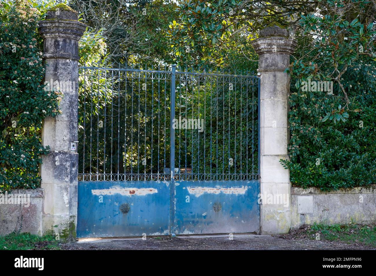 Driveway blue gate hi-res stock photography and images - Alamy