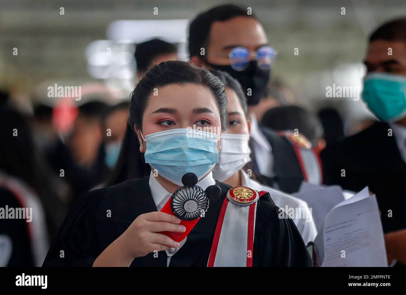 University students arrive for their graduation ceremony at Thammasat ...
