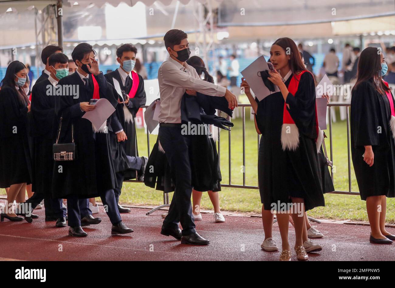 University students arrive for their graduation ceremony at the ...