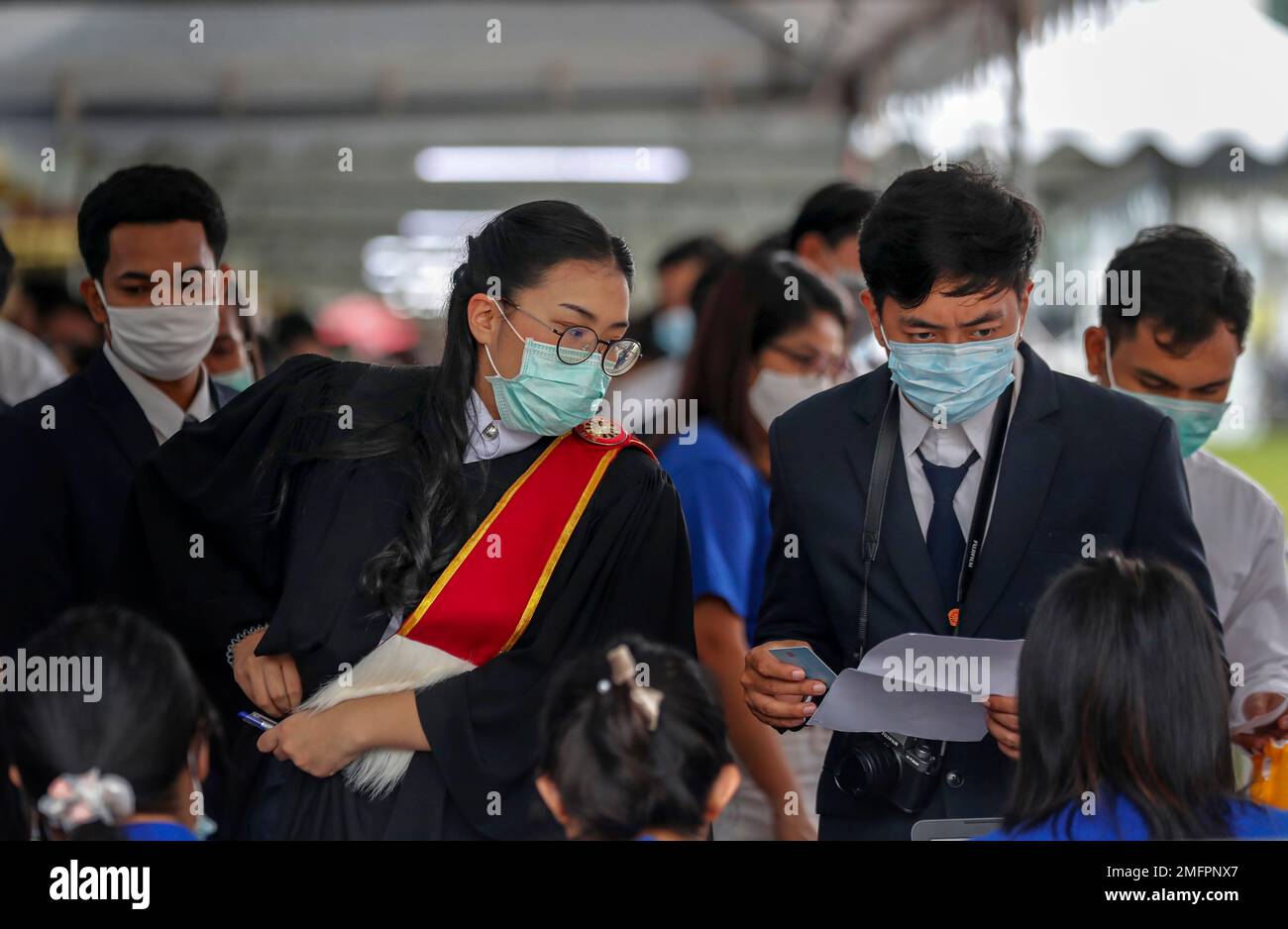 University students arrive for their graduation ceremony at the ...