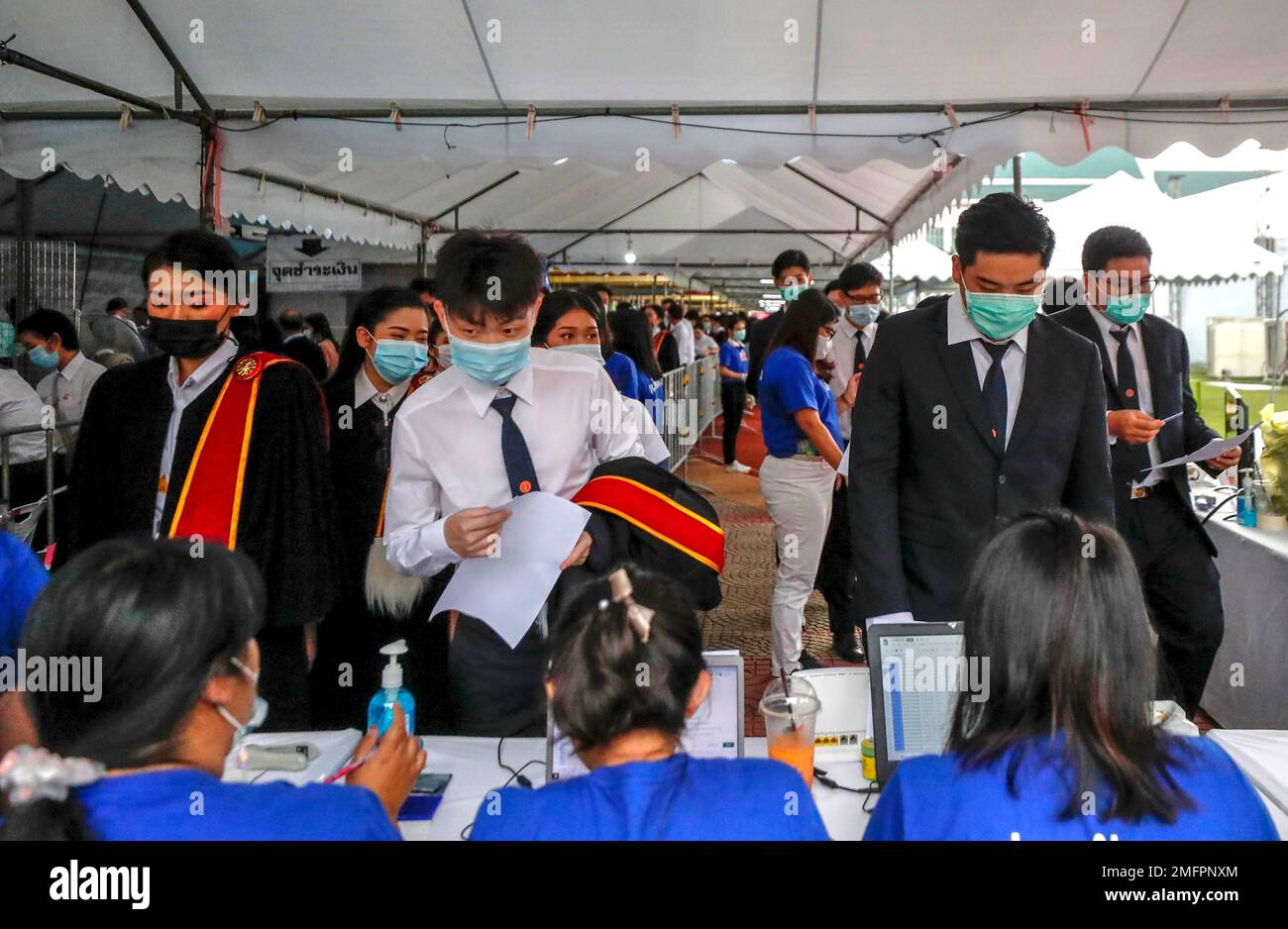 University students arrive for their graduation ceremony at the ...