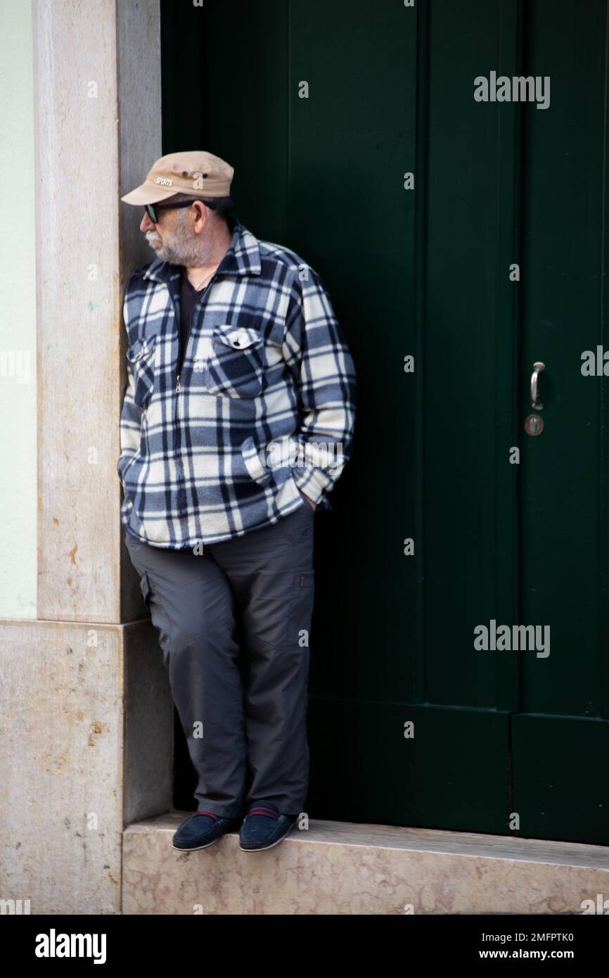 Man leaning against the wall waiting for the bus Stock Photo - Alamy