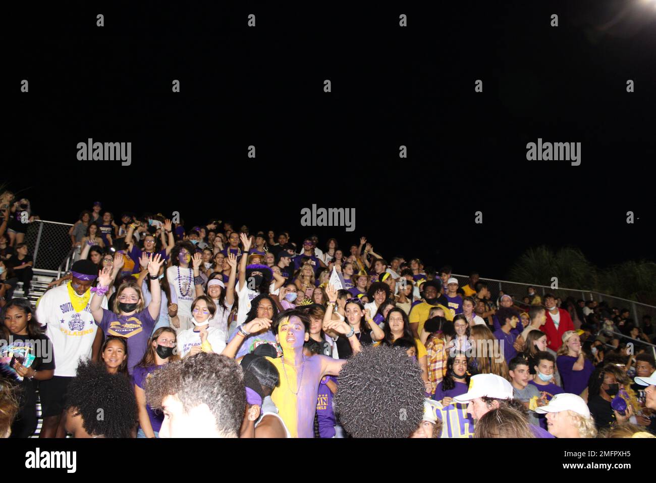 High school football game crowd hi-res stock photography and images - Alamy