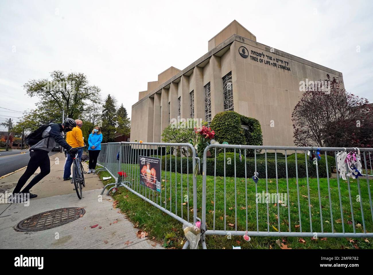 Passers by pause outside the Tree of Life synagogue in Pittsburgh ...