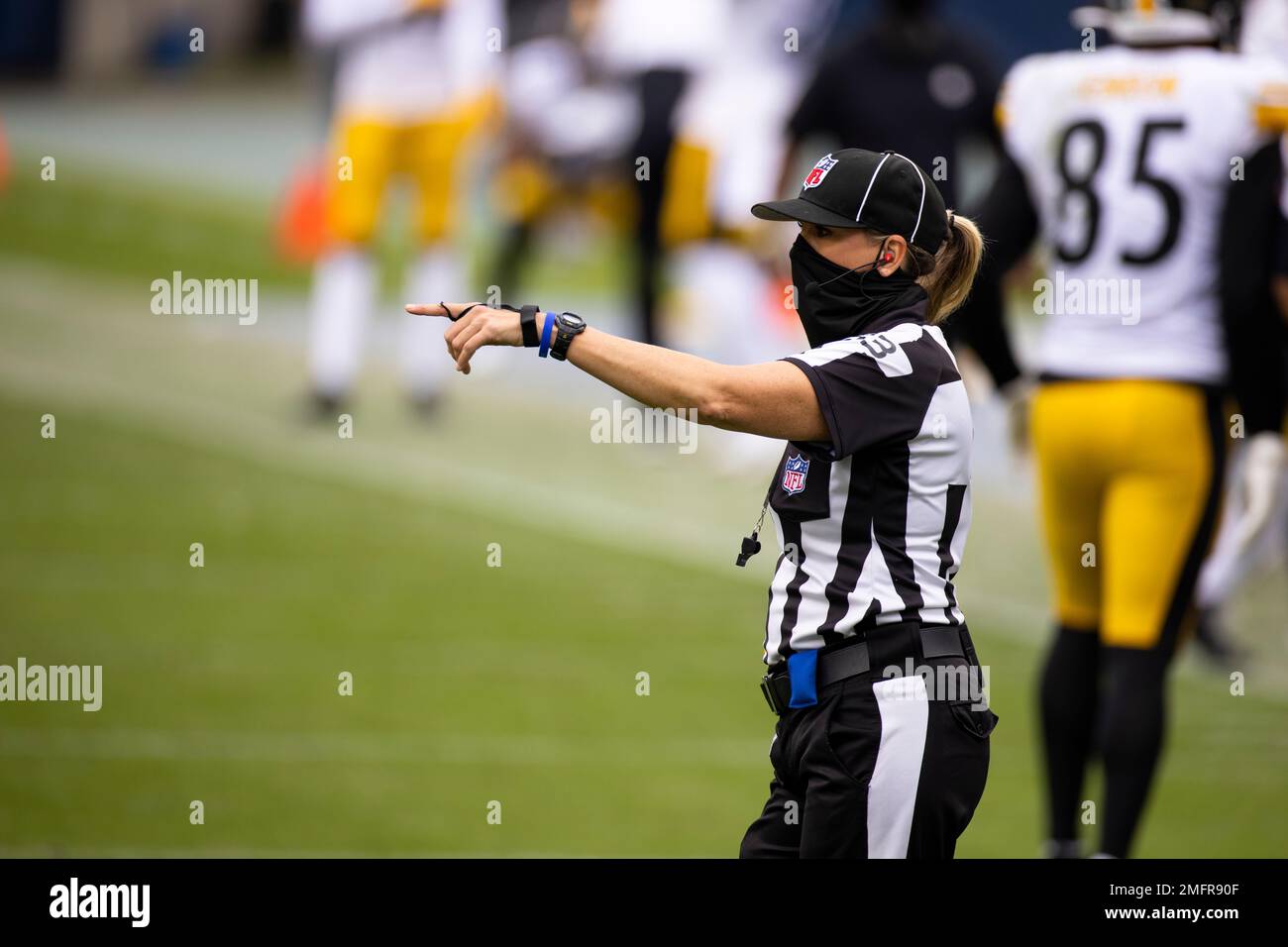 line judge Sarah Thomas (53) signals during the first half of an NFL ...