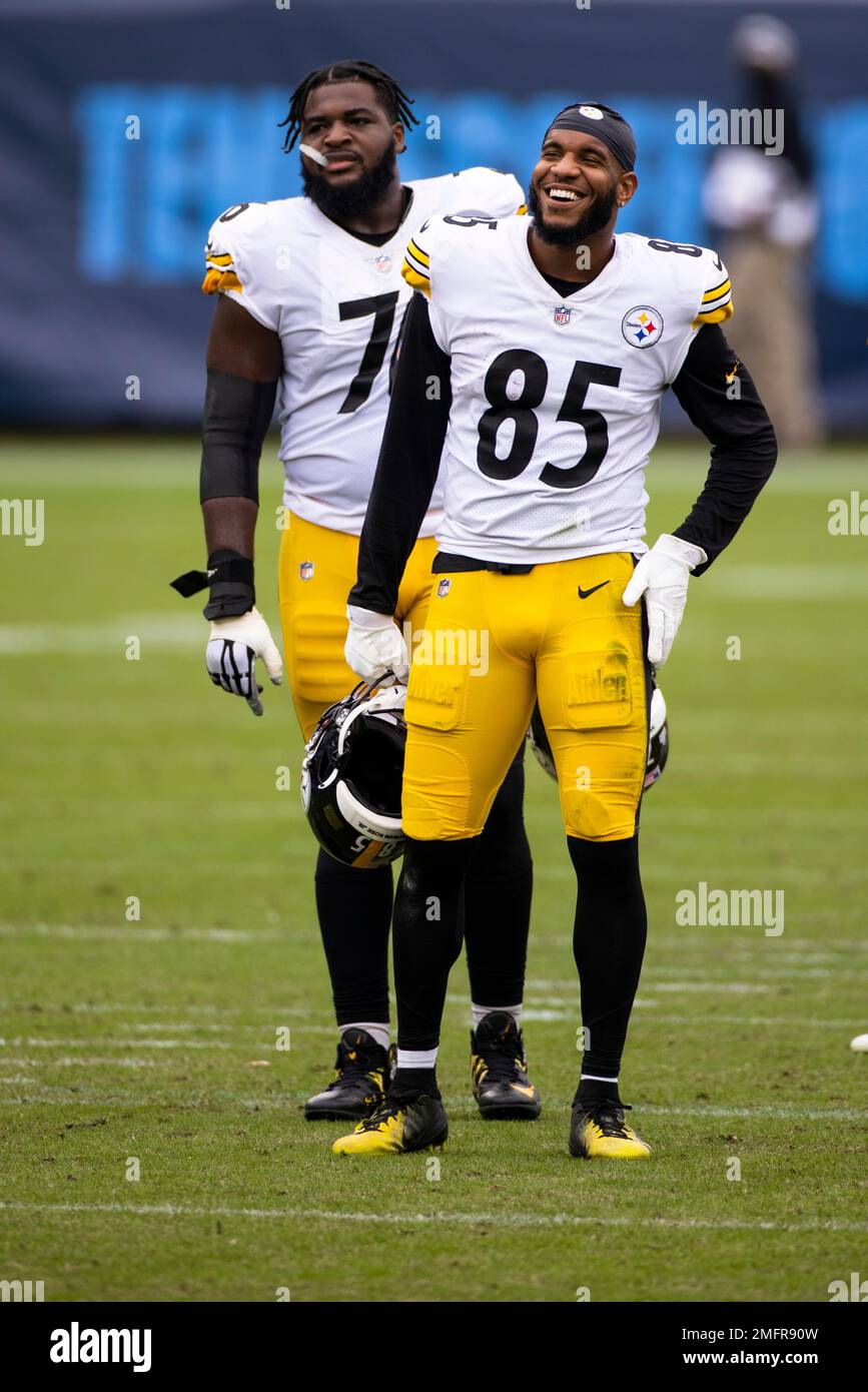 Pittsburgh Steelers tight end Eric Ebron (85) and offensive tackle ...
