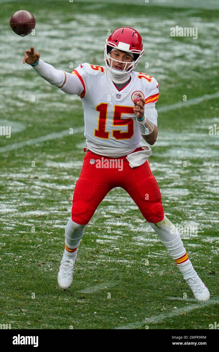 Kansas City Chiefs quarterback Patrick Mahomes (15) passes against the ...
