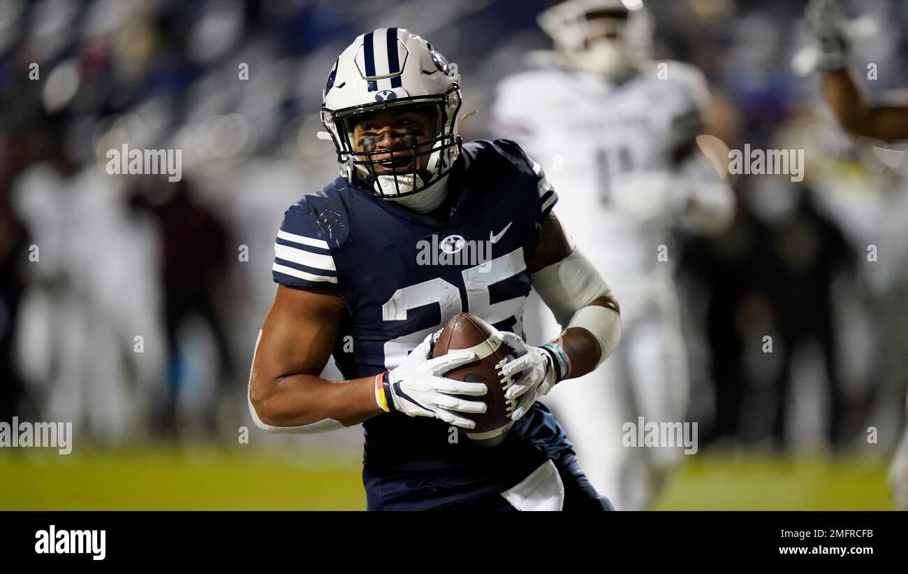 BYU running back Tyler Allgeier (25) scores a touchdown against Texas ...