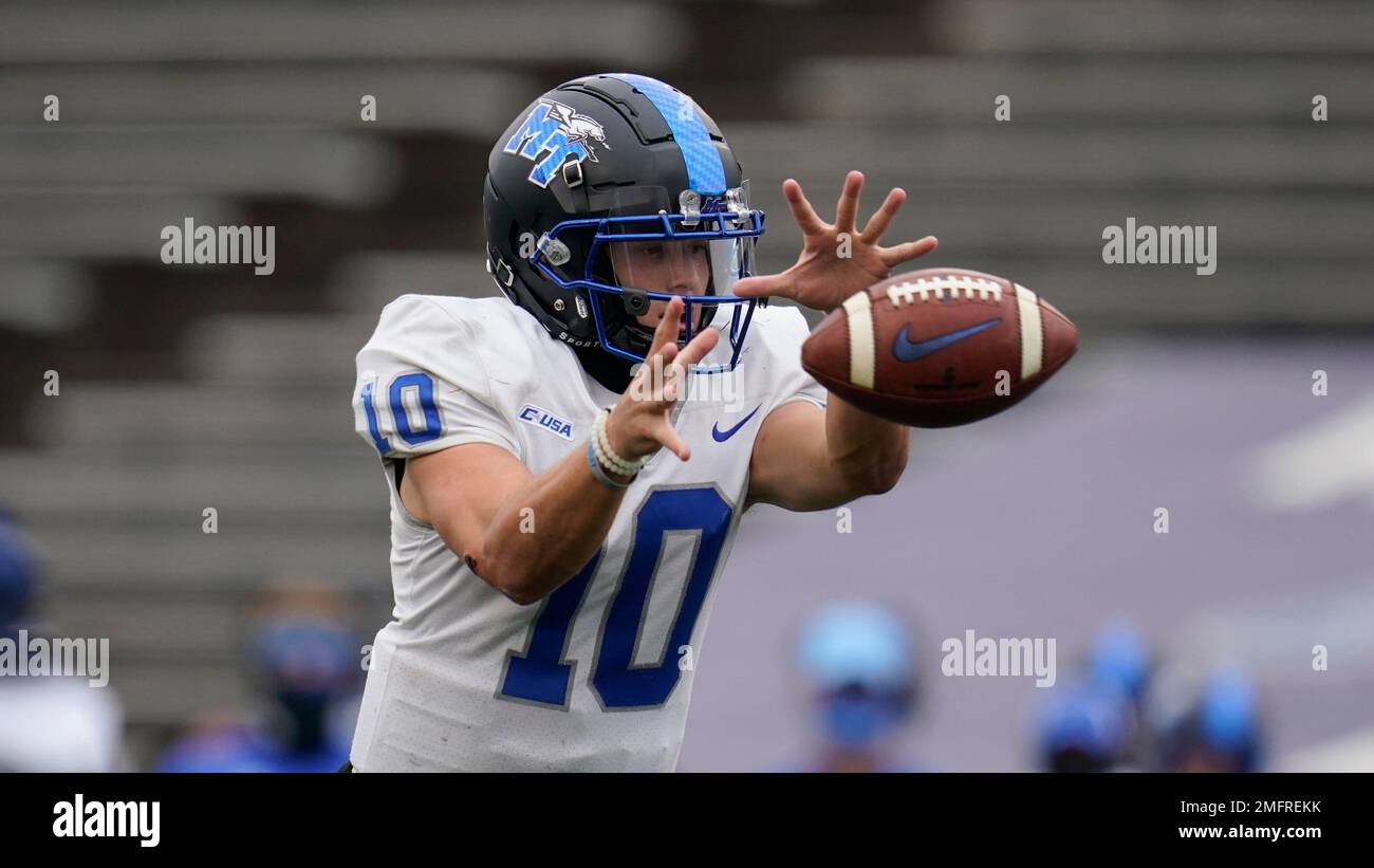 Middle Tennessee quarterback Asher O'Hara (10) takes the snap during an ...