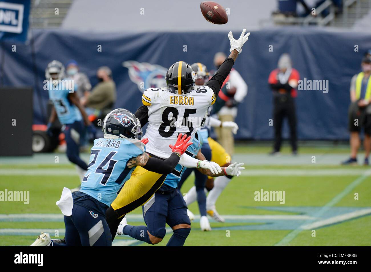 Pittsburgh Steelers tight end Eric Ebron (85) reaches for an incomplete ...