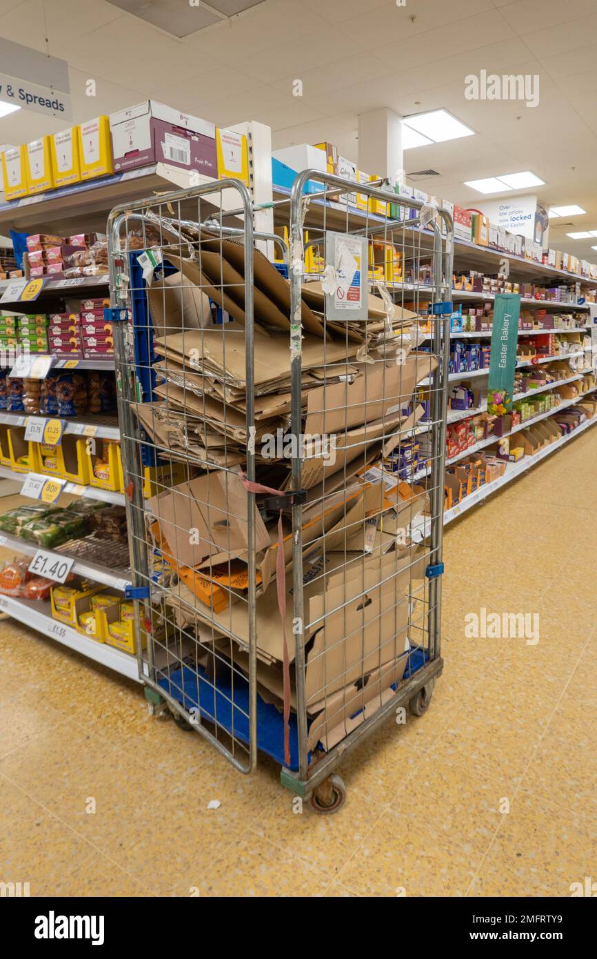 Stacking shelves supermarket hi-res stock photography and images - Alamy