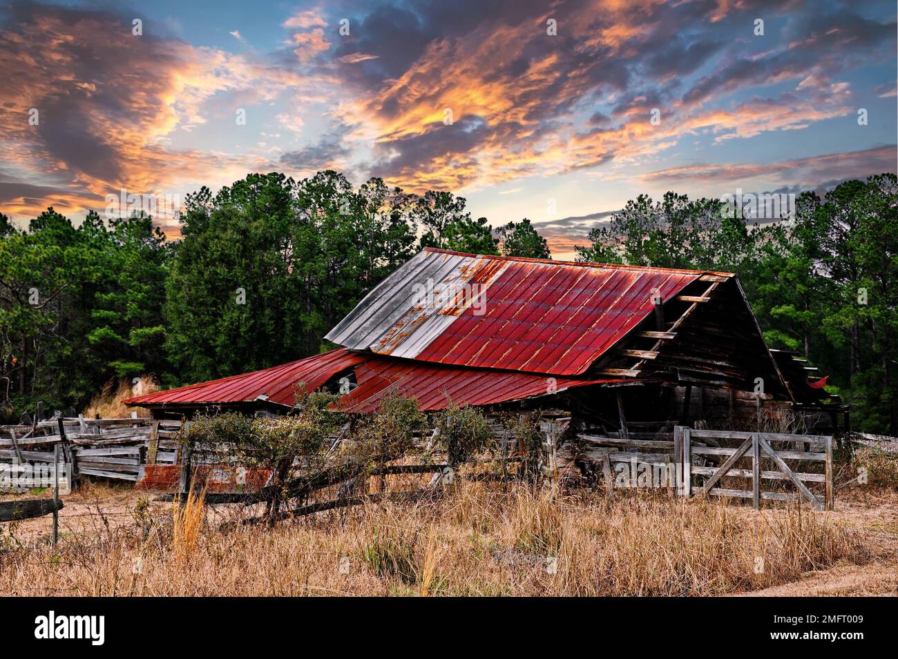 Run down barn hi-res stock photography and images - Alamy