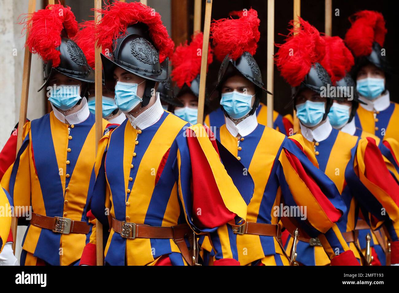 Vatican Swiss Guards, wearing masks to curb the spread of COVID-19 ...