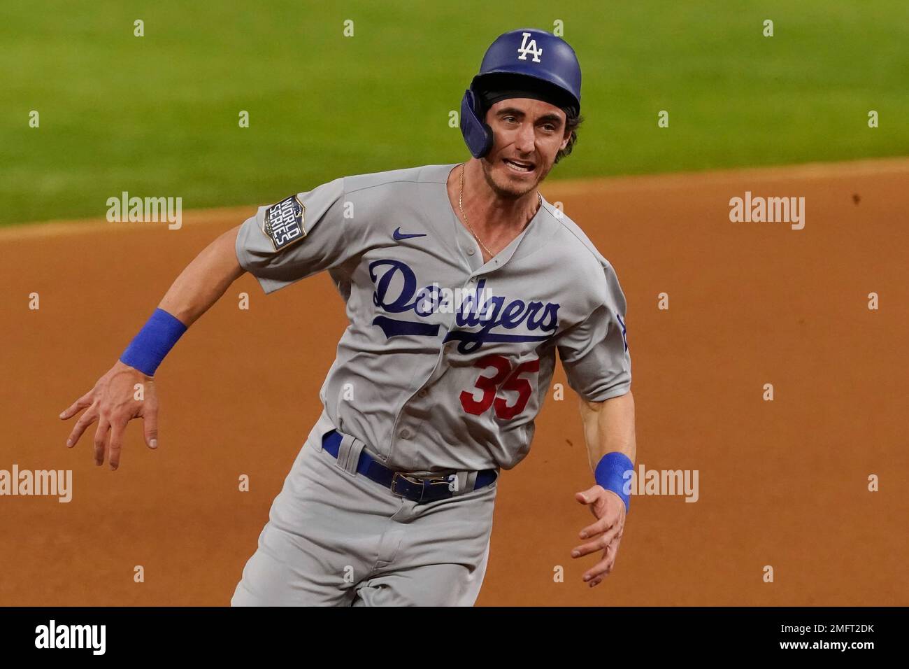 Los Angeles Dodgers' Cody Bellinger scores on a bunt by Austin Barnes ...