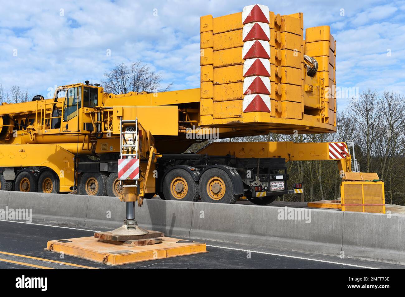 Truck mounted crane hi-res stock photography and images - Alamy