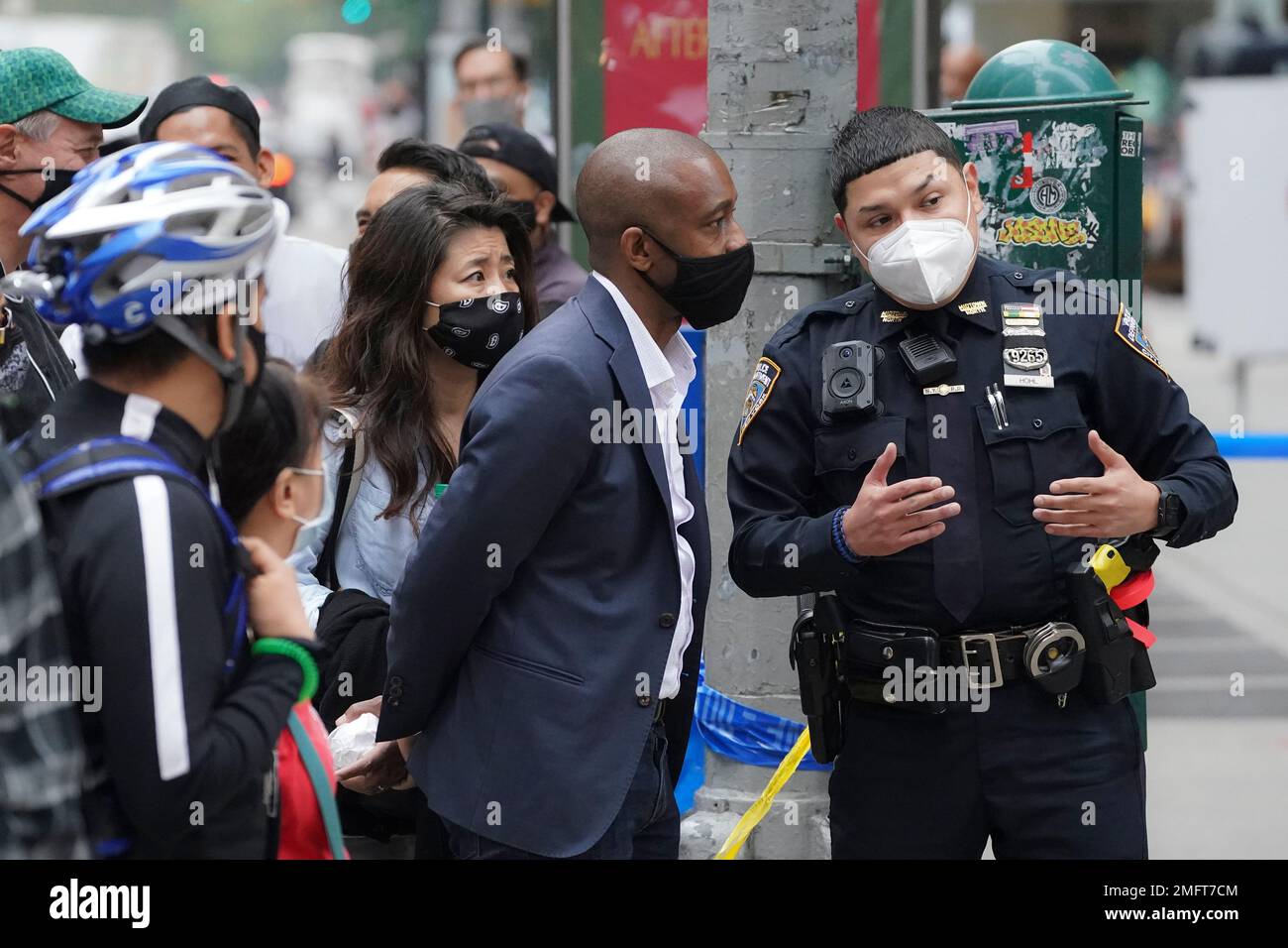 Personal from the FDNY, NYPD, and Consolidated Edison emergency crews ...