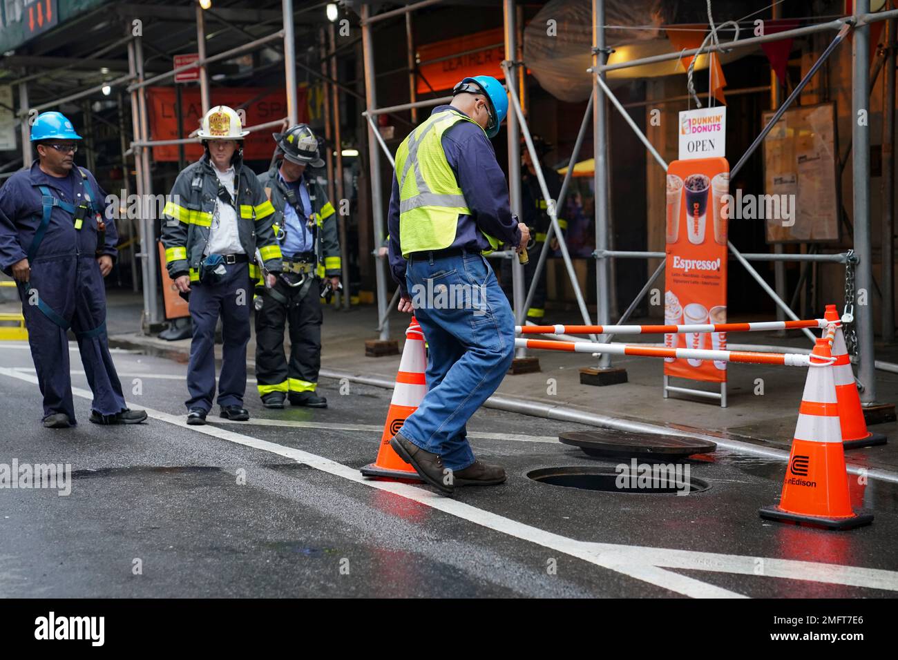 Personal from the FDNY, NYPD, and Consolidated Edison emergency crews ...